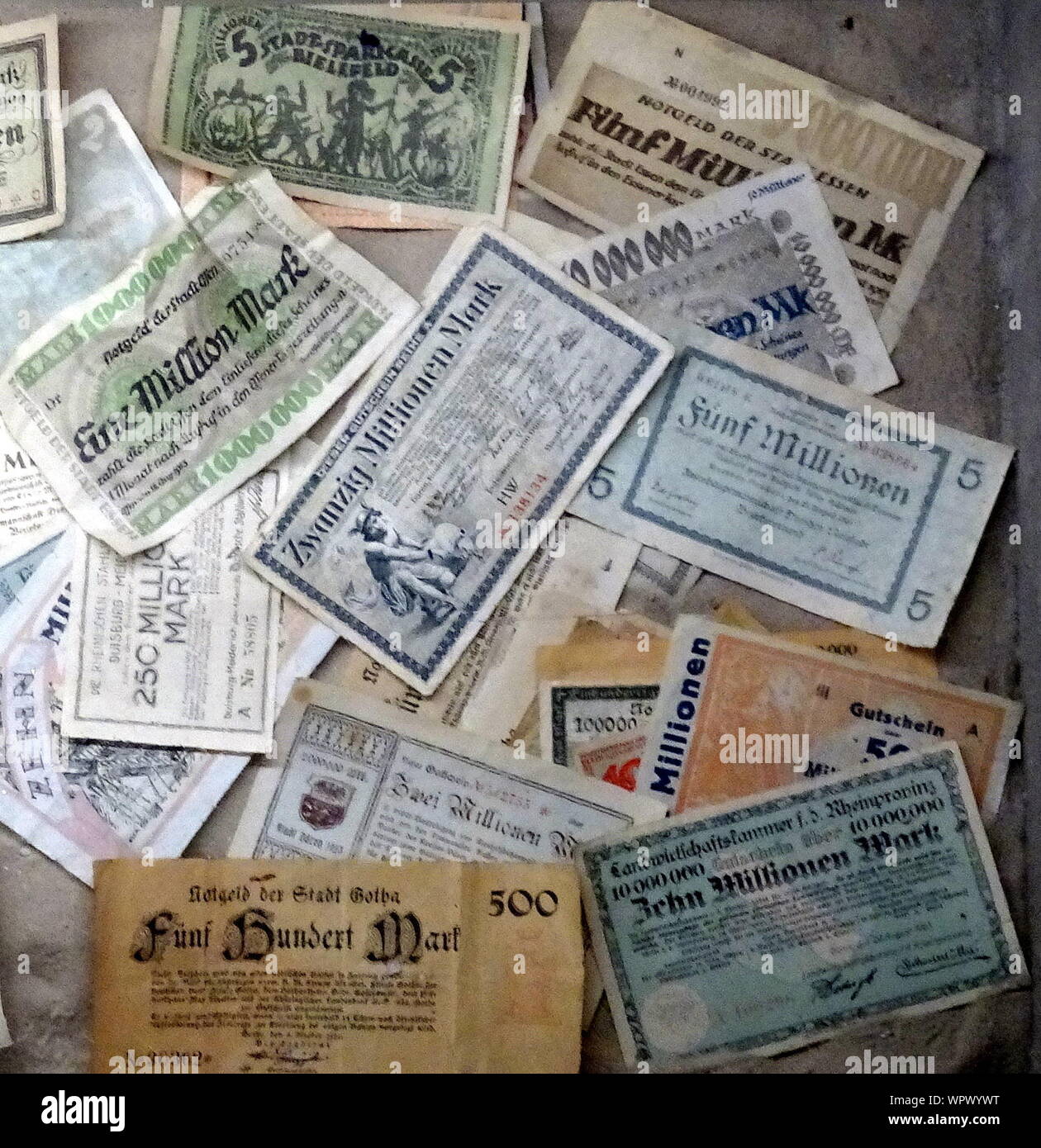 Old paper currency hi-res stock photography and images - Alamy