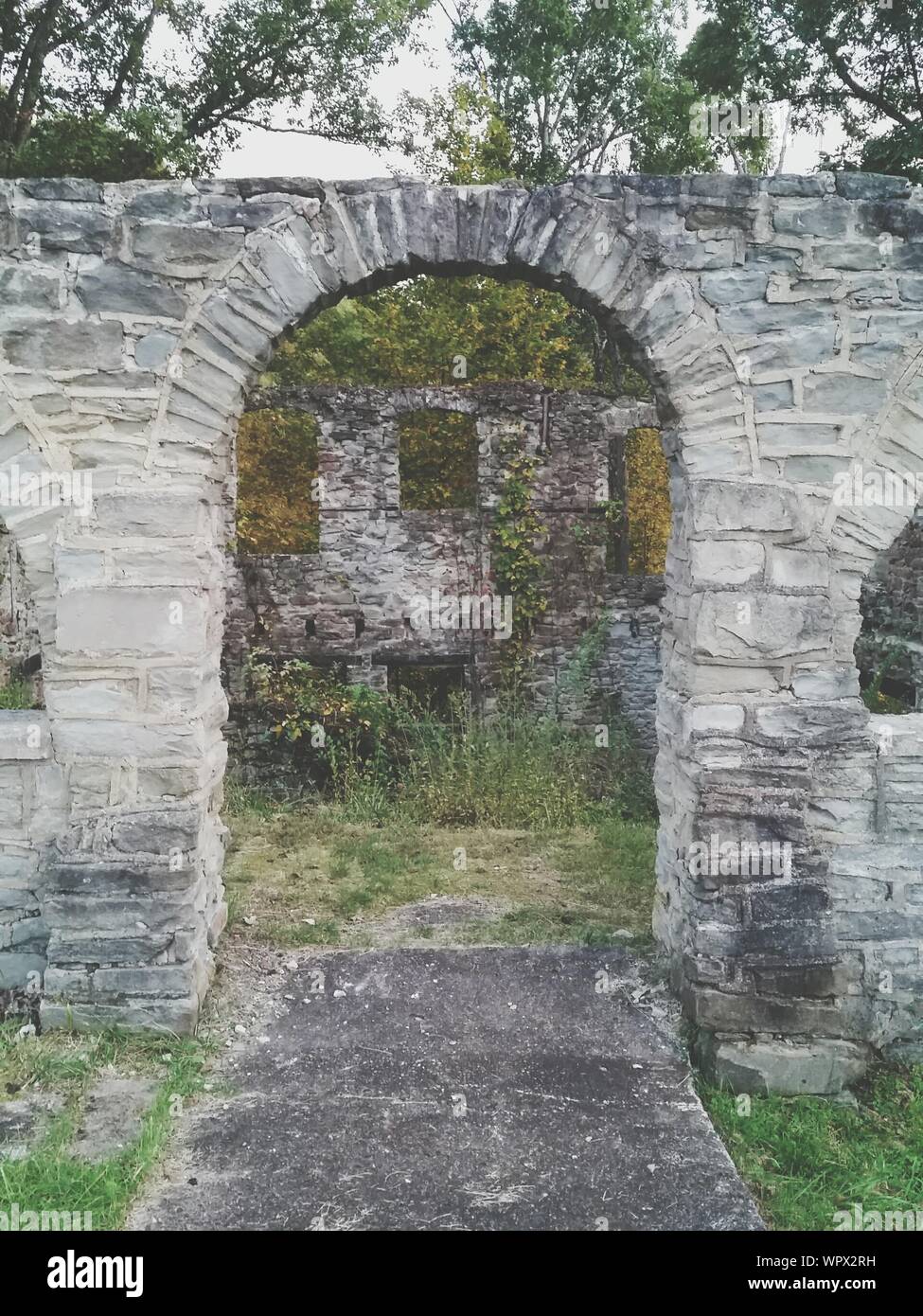 Ruin arch stone hi-res stock photography and images - Alamy
