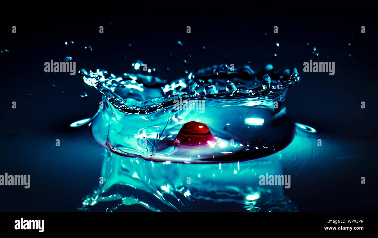 Water splashing ball hi-res stock photography and images - Alamy