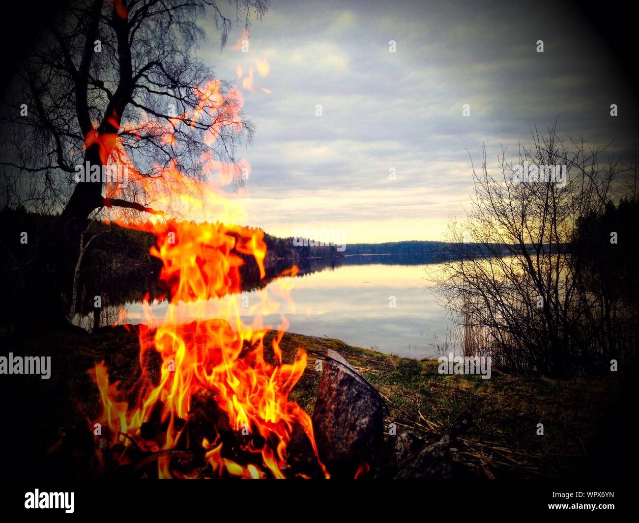 Campfire lake hi-res stock photography and images - Alamy