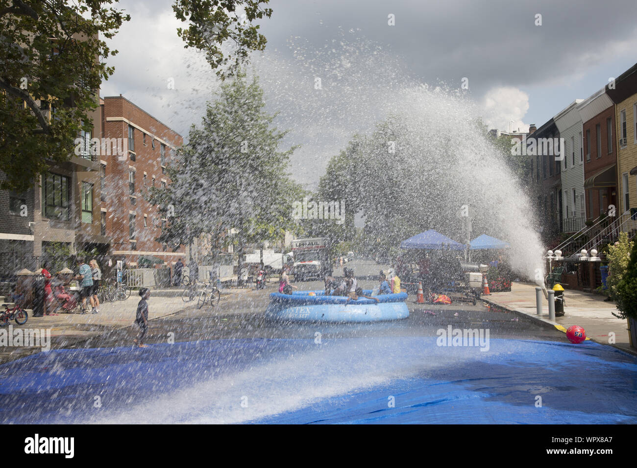 Fire hydrant spray kids playing hi-res stock photography and images - Alamy