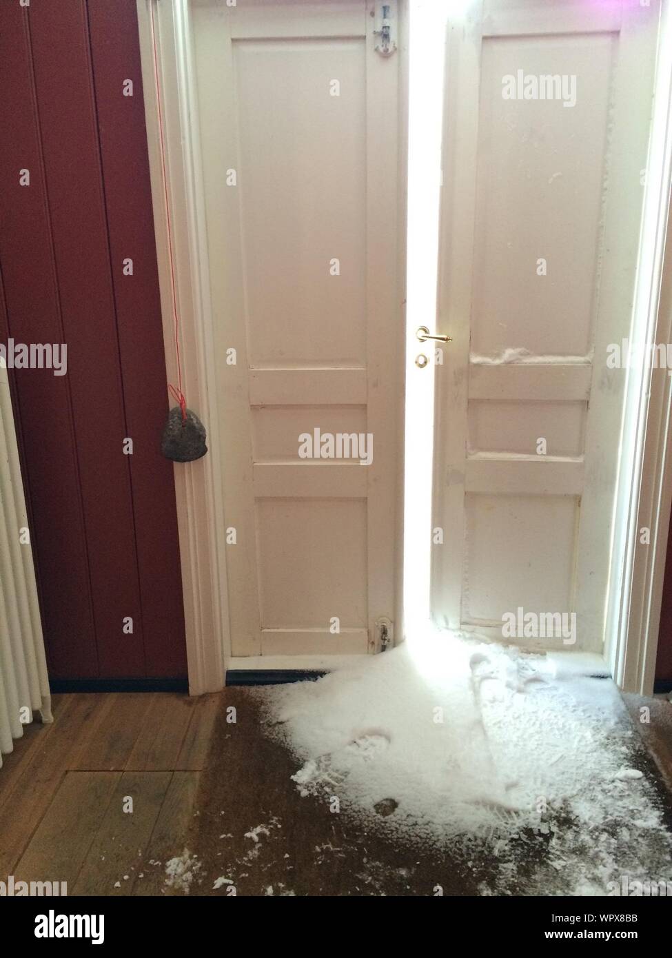 Snow on the floor hi-res stock photography and images - Alamy