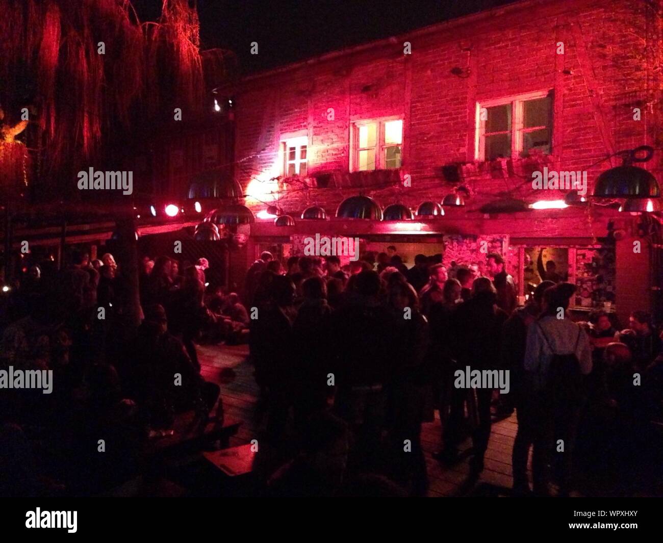 People outside nightclub hi-res stock photography and images - Alamy