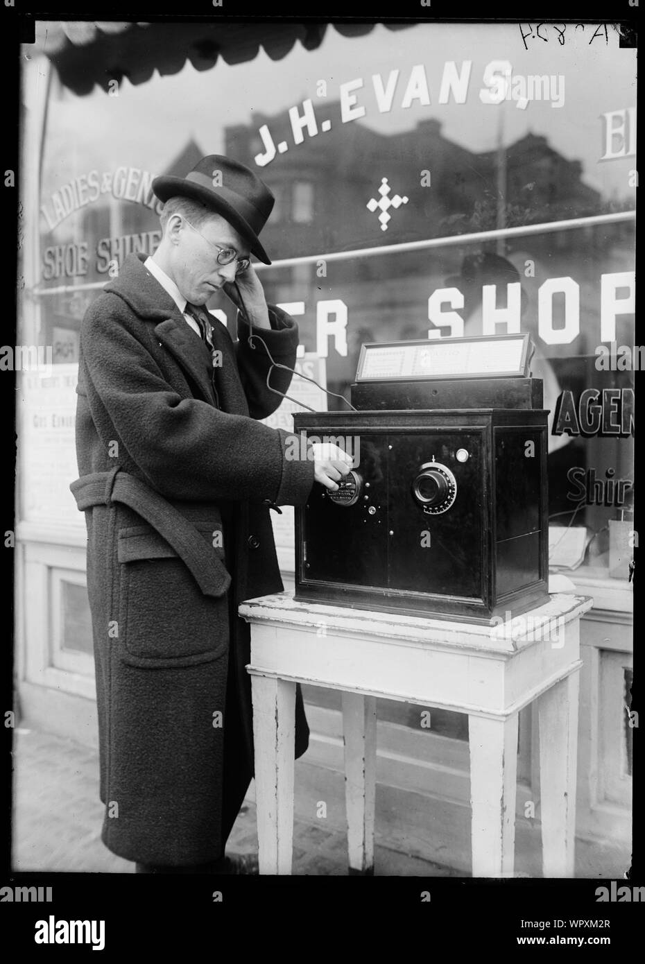 Early radio hi-res stock photography and images - Alamy