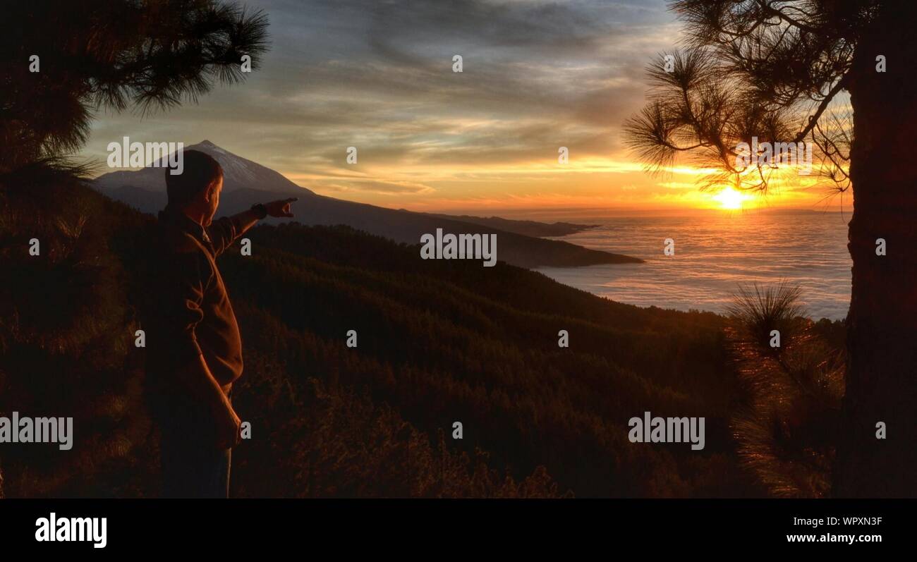 Pointing into the sun hi-res stock photography and images - Alamy