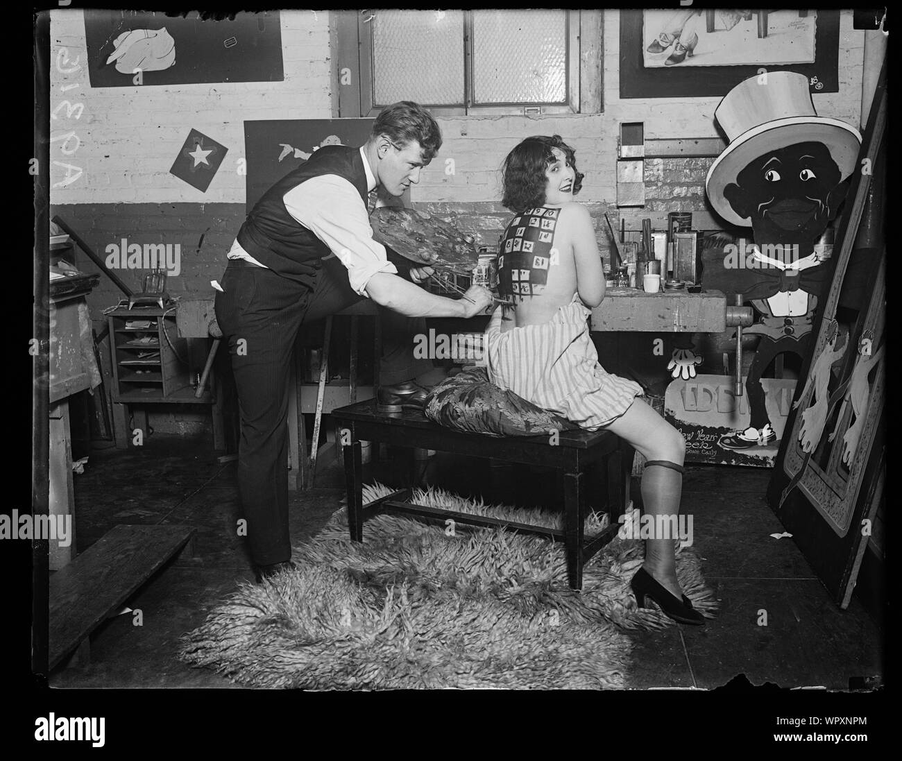 Man painting woman's back Stock Photo - Alamy