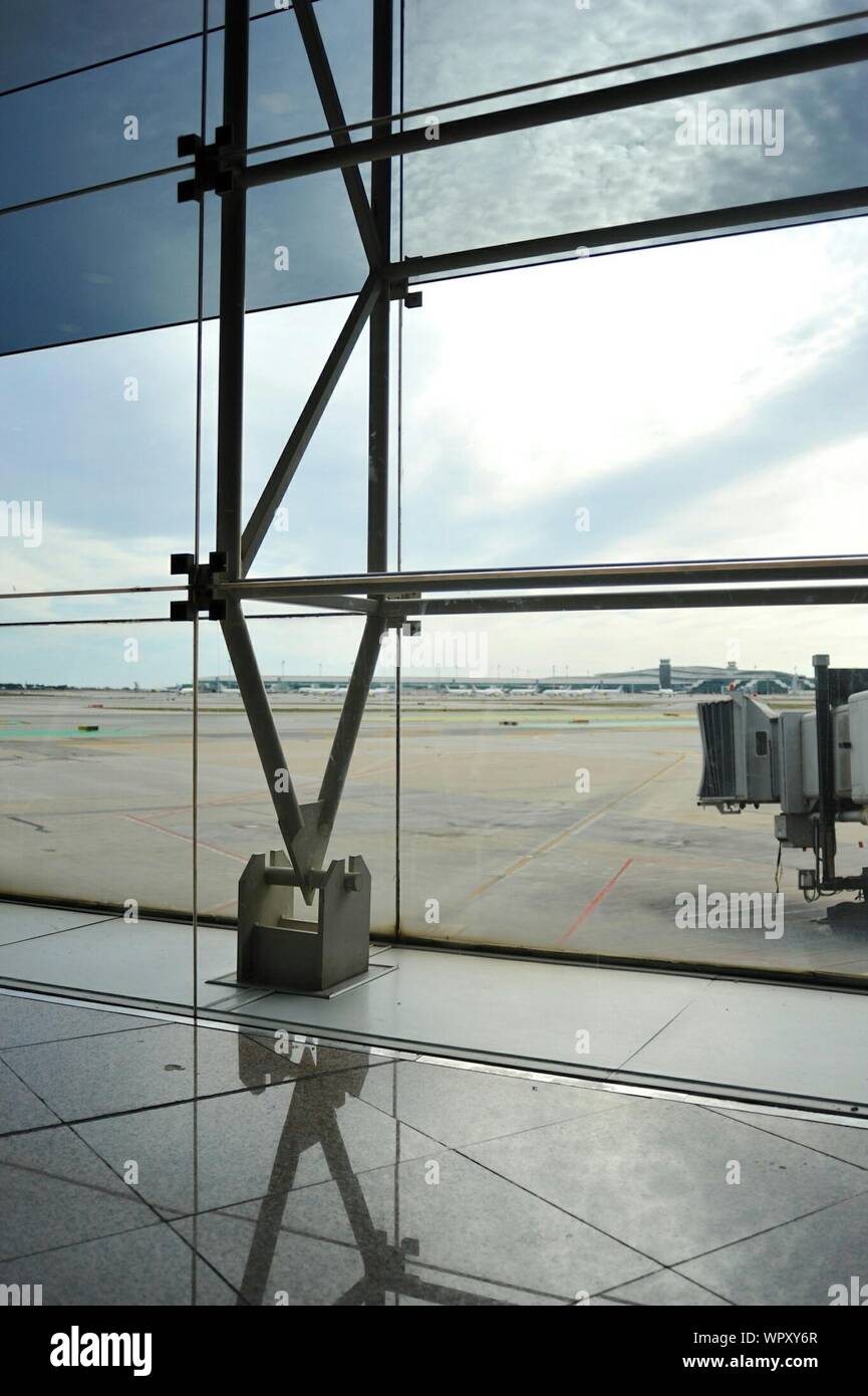 Hangar frame hi-res stock photography and images - Alamy