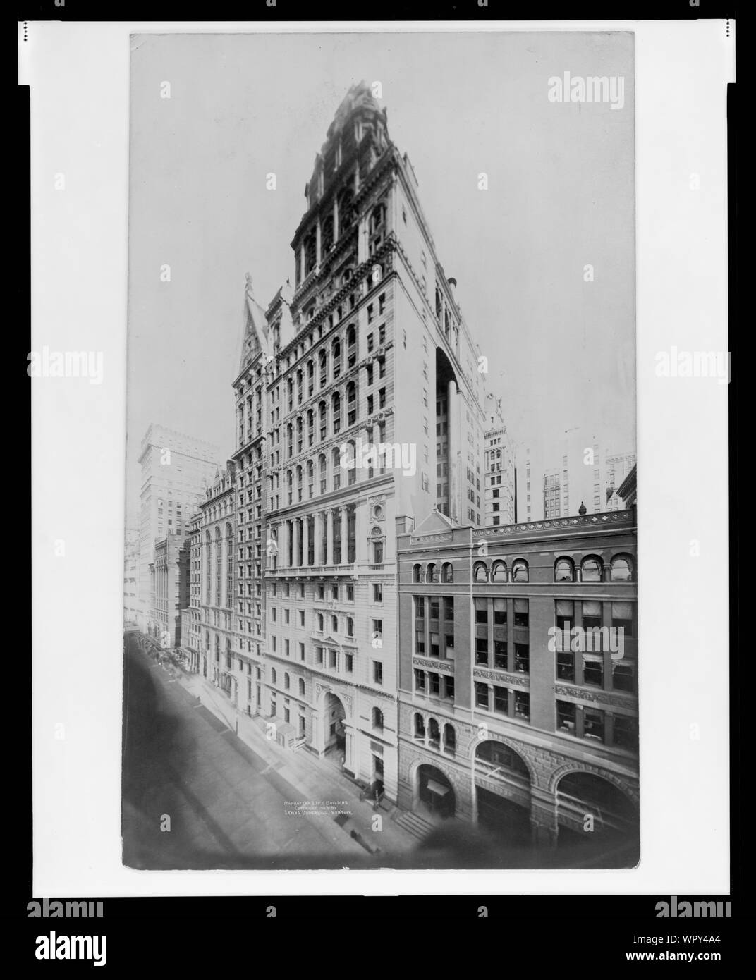 New york life building construction Black and White Stock Photos ...