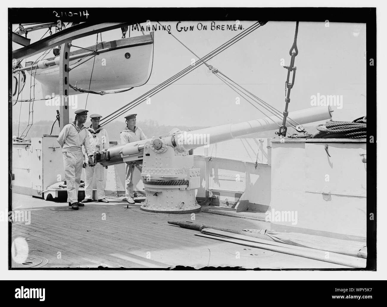 Manning the gun Black and White Stock Photos & Images - Alamy