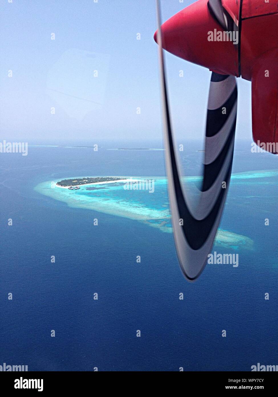 Airplane flying island hi-res stock photography and images - Alamy