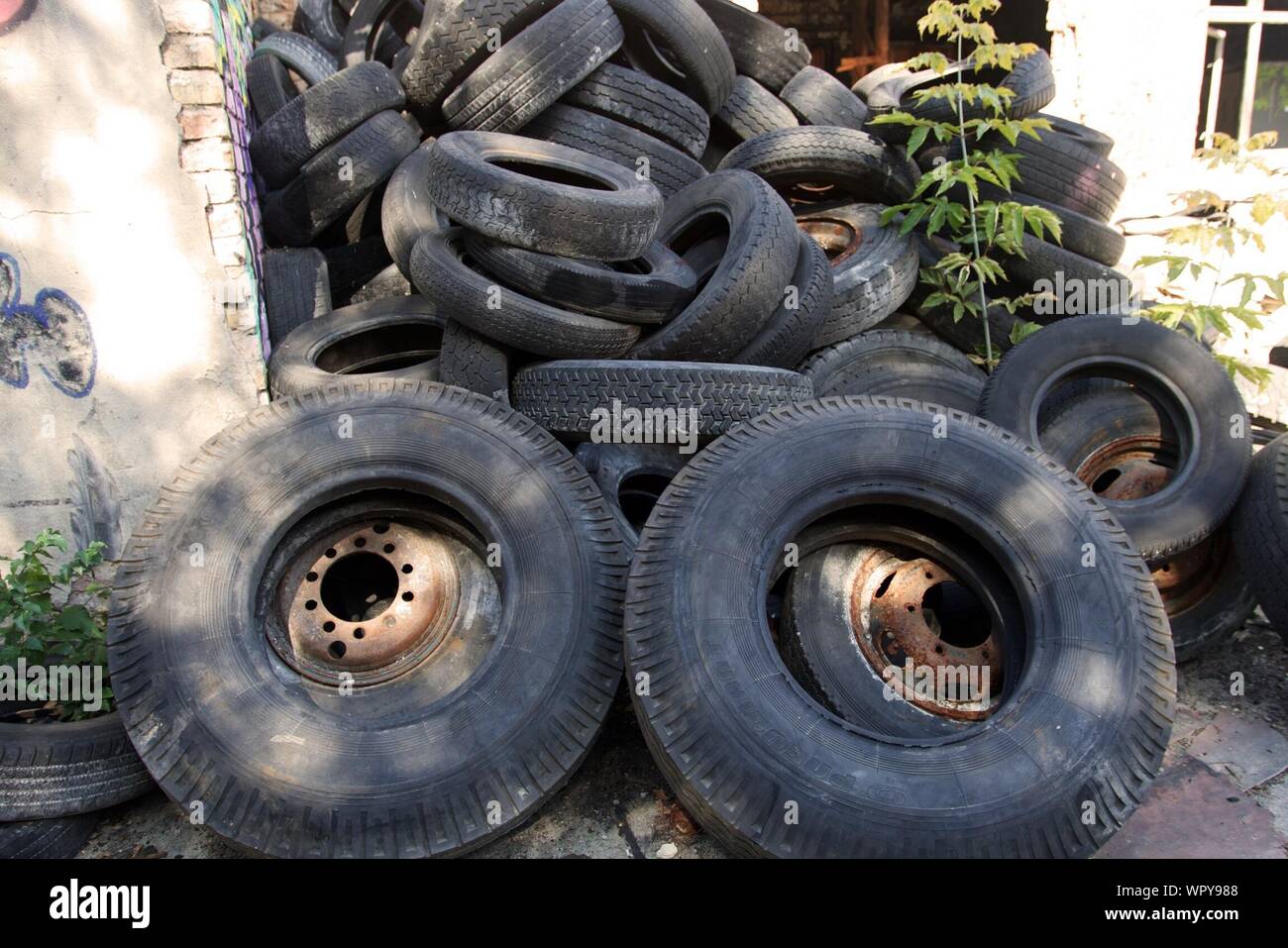 Heap of old tires hi-res stock photography and images - Alamy