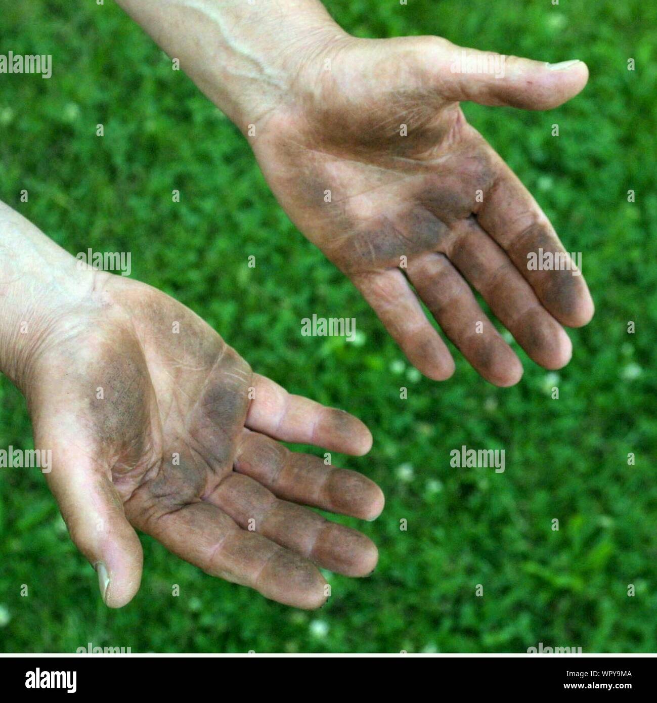Dirty hands soil hi-res stock photography and images - Alamy