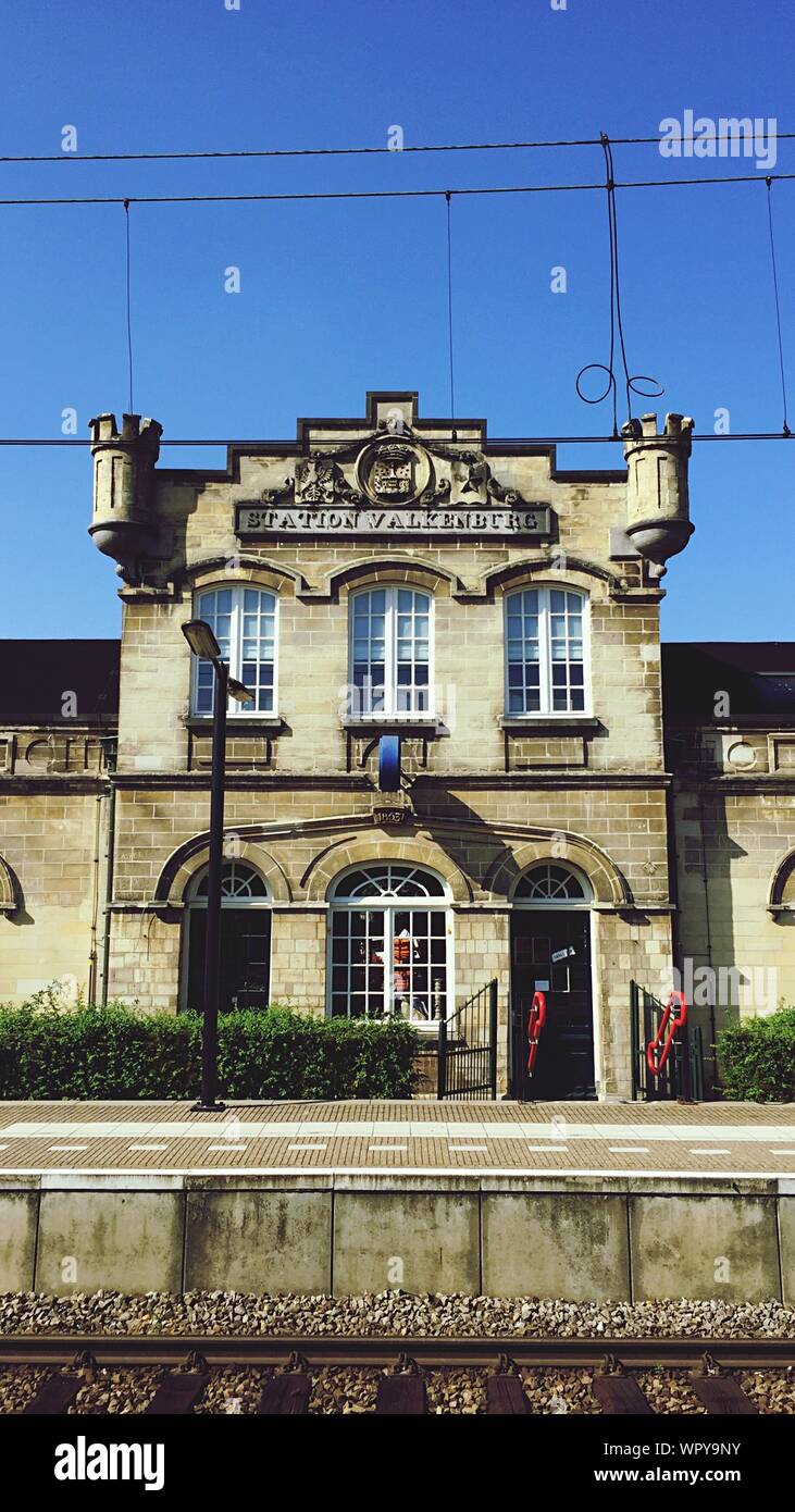 Exterior Of Train Station Stock Photo - Alamy