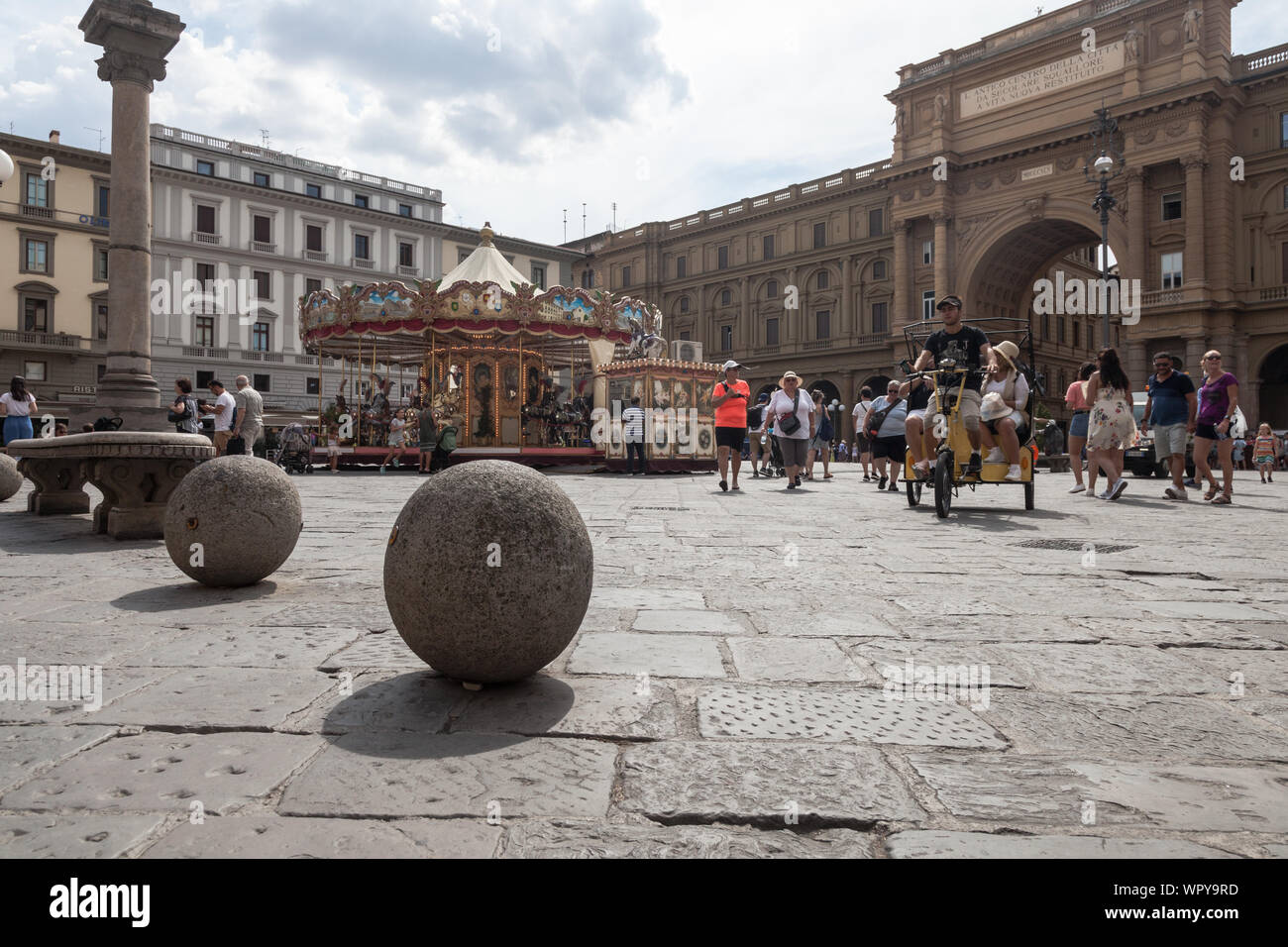 Via roma firenze hi-res stock photography and images - Alamy