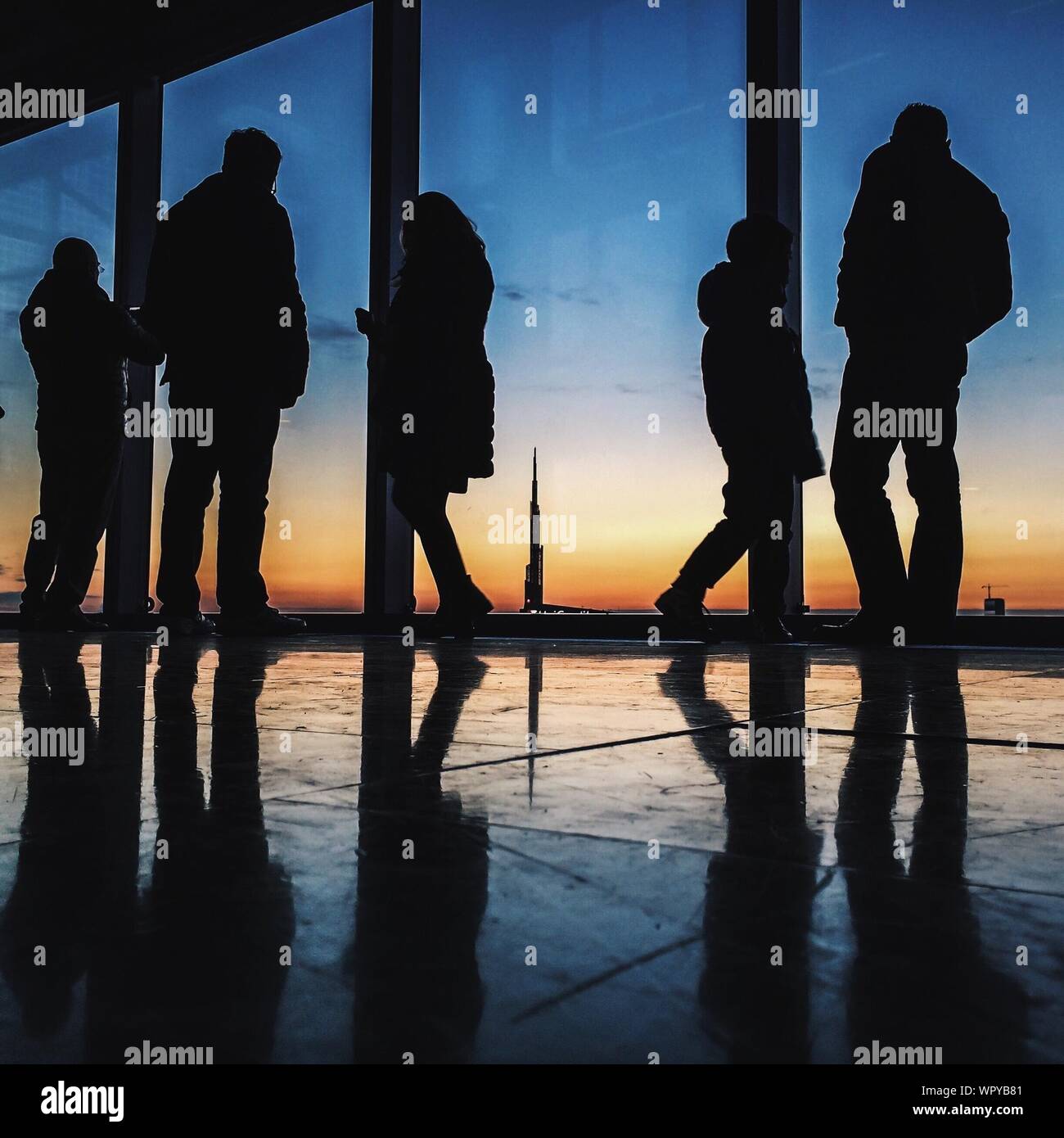 City people silhouette hi-res stock photography and images - Alamy