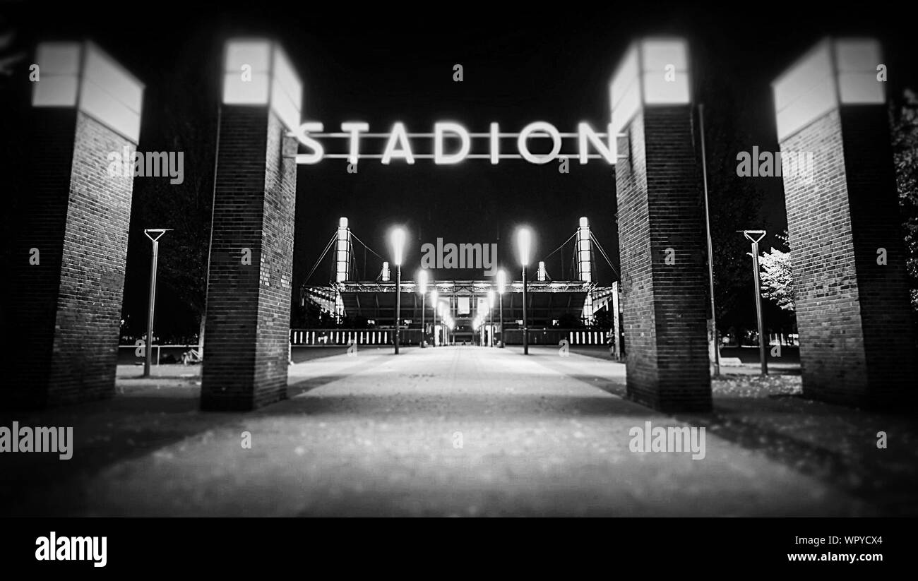 Stadium night hi-res stock photography and images - Alamy