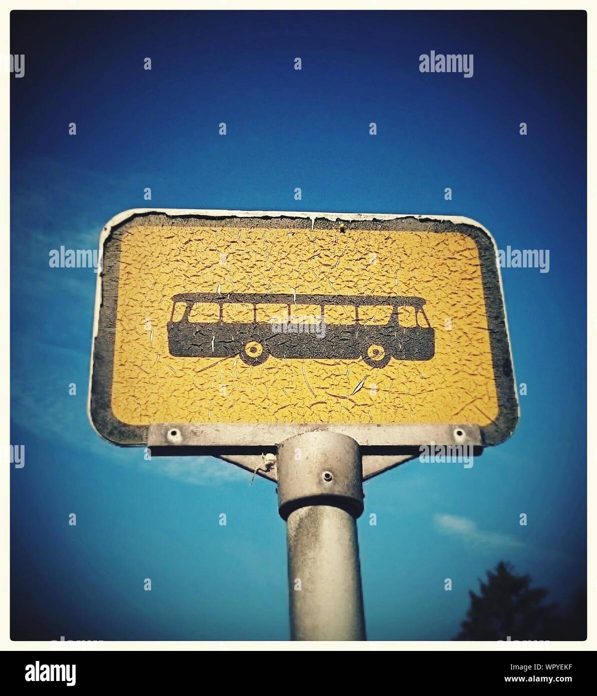 Bus stand sign hi-res stock photography and images - Alamy