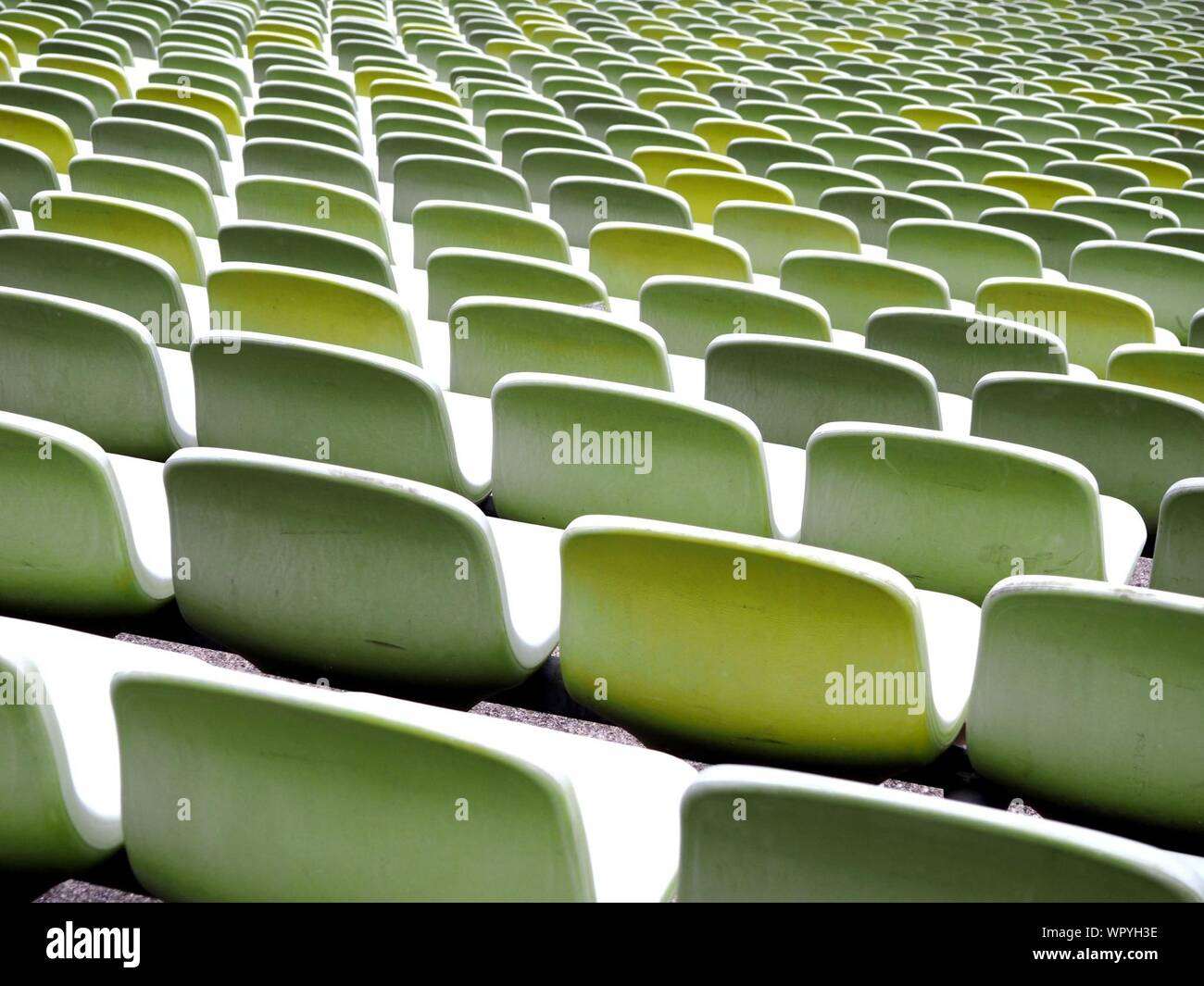 Horizontal empty seats hi-res stock photography and images - Alamy