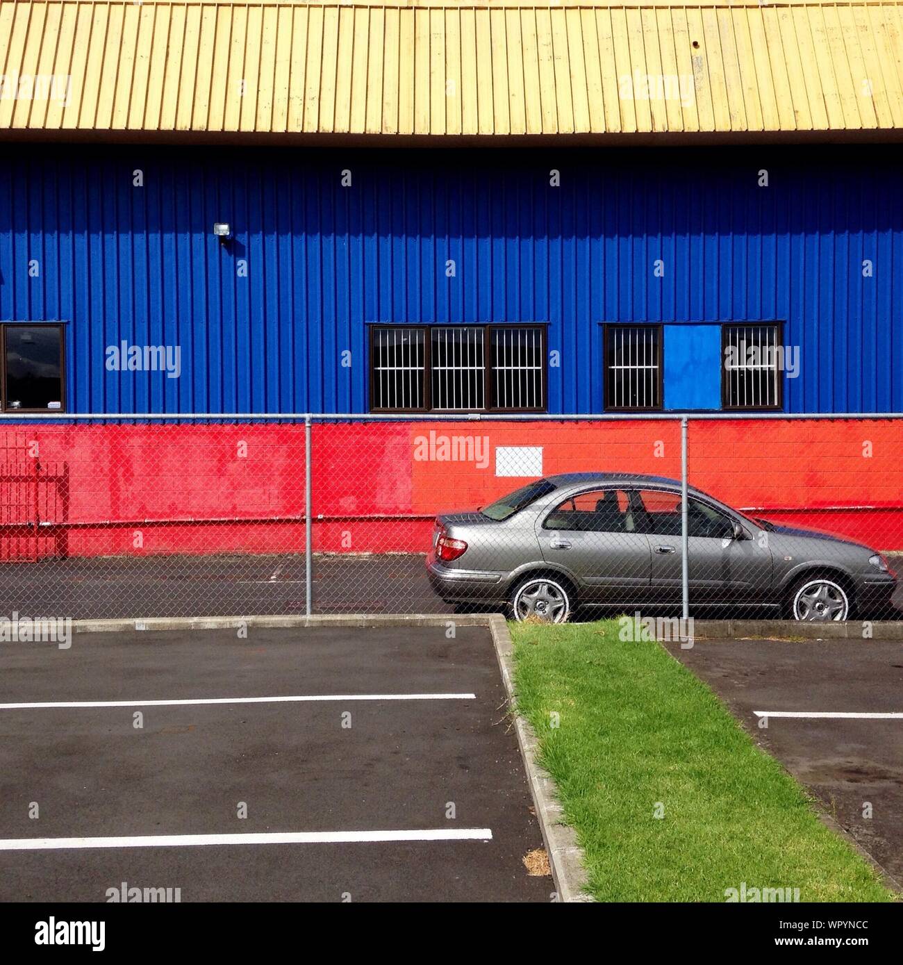 Car parked in front of building hi-res stock photography and images - Alamy