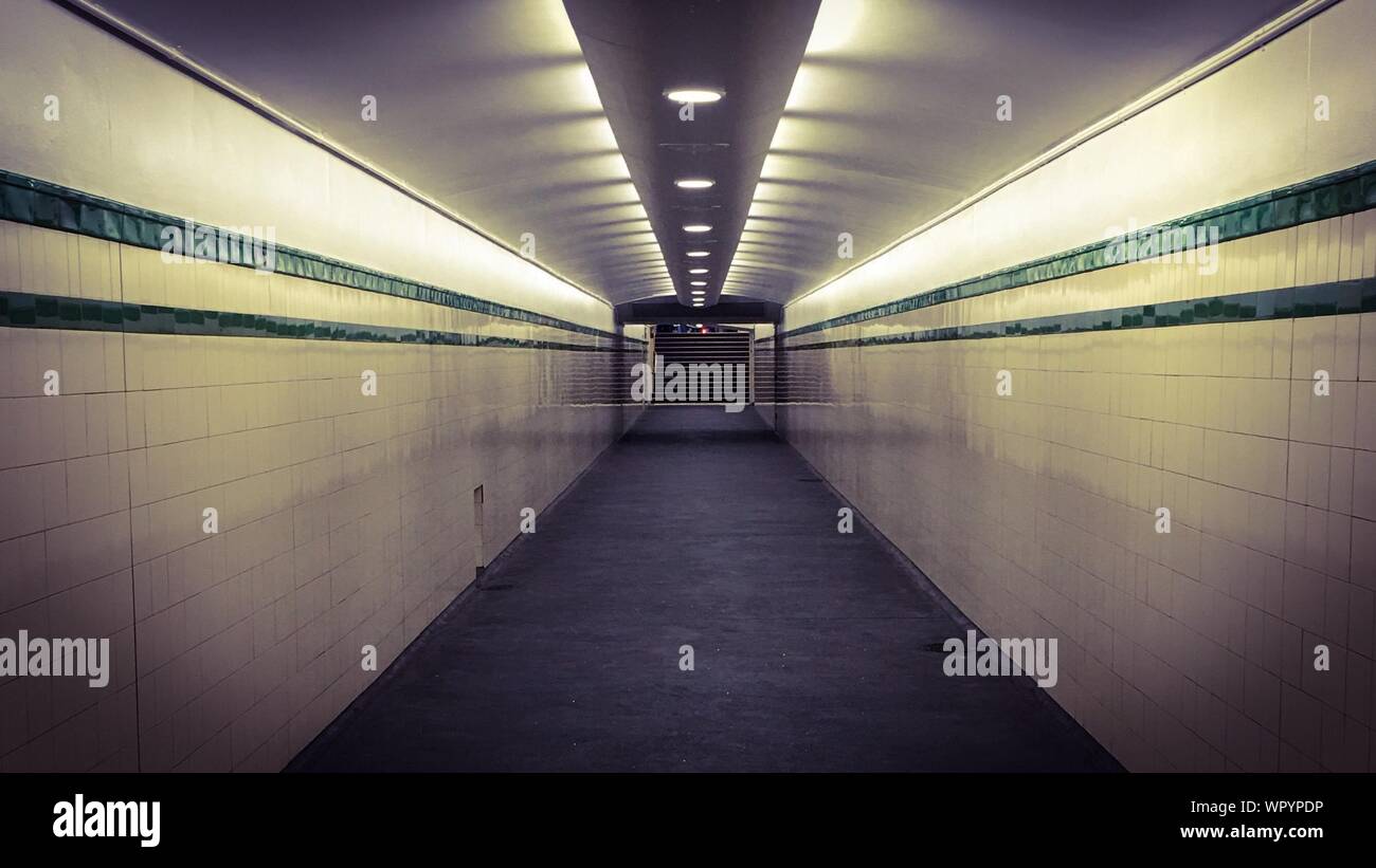 Diminishing Perspective Of Empty Corridor Stock Photo - Alamy Diminishing Perspective Of Empty Corridor Stock Photo - Alamy