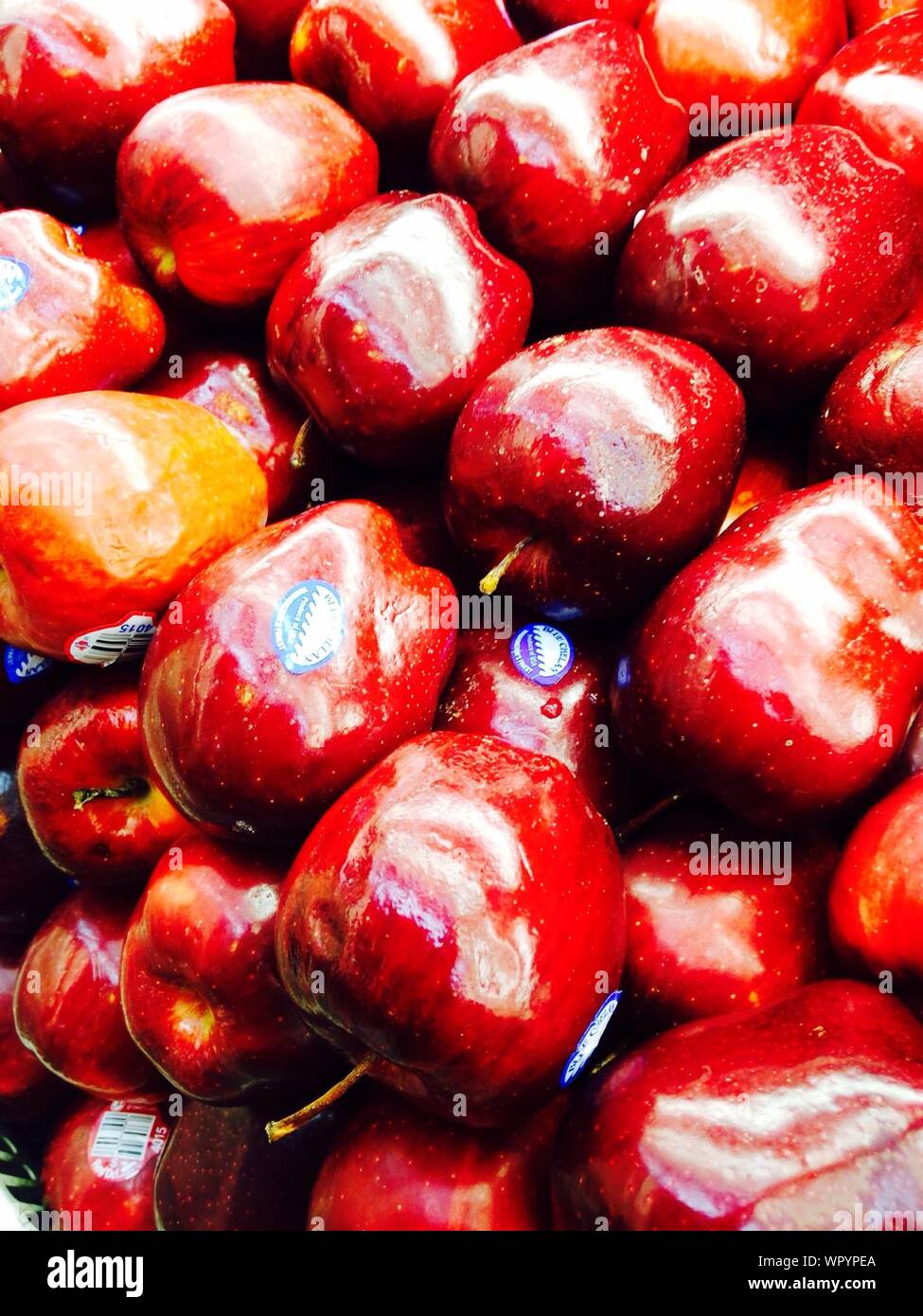 Full frame apple pile hi-res stock photography and images - Alamy