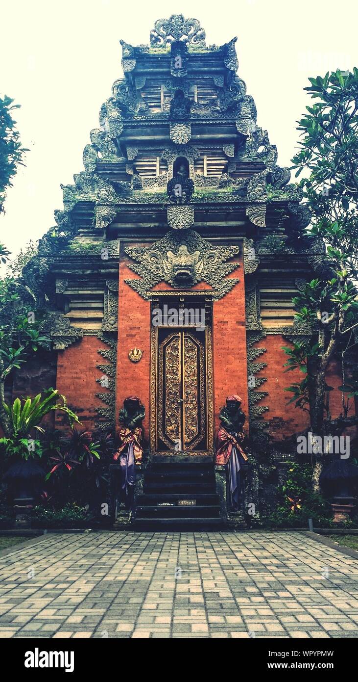Ubud palace hi-res stock photography and images - Alamy