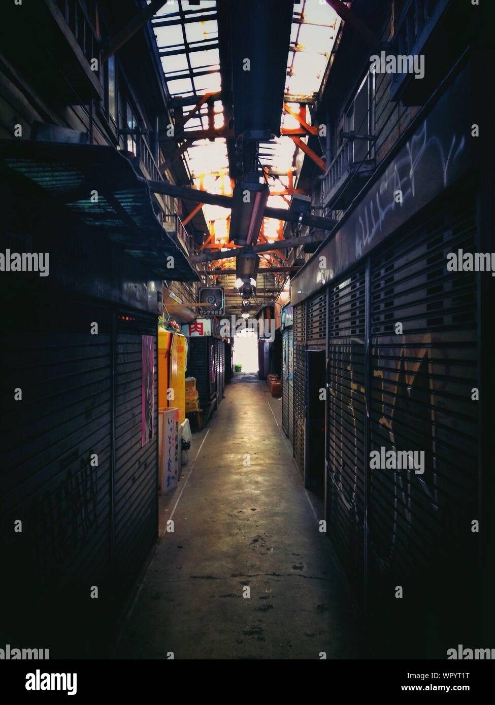 Shops empty closed hi-res stock photography and images - Alamy