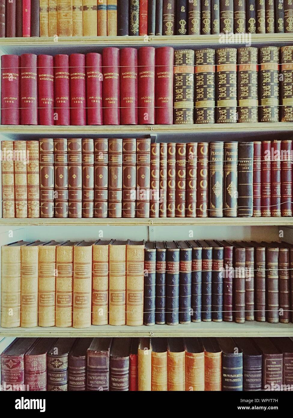 Books in line hi-res stock photography and images - Alamy