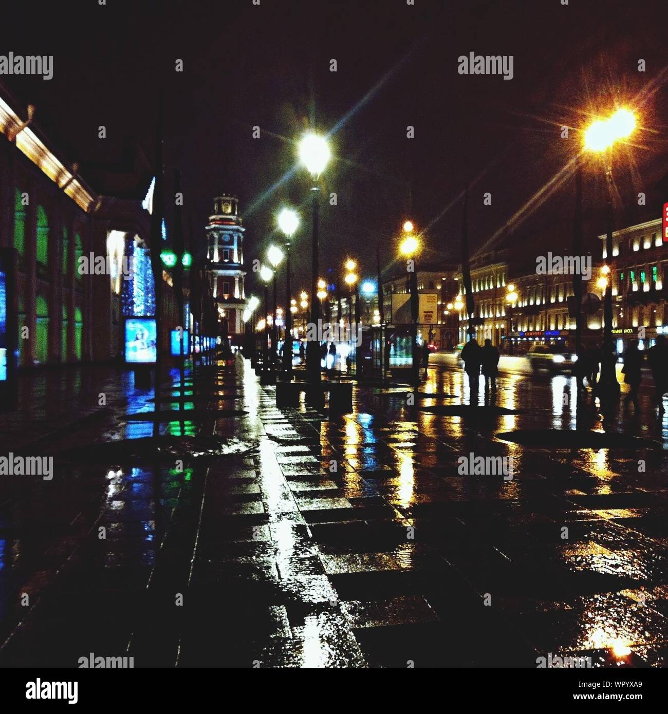 City streets at night hi-res stock photography and images - Alamy