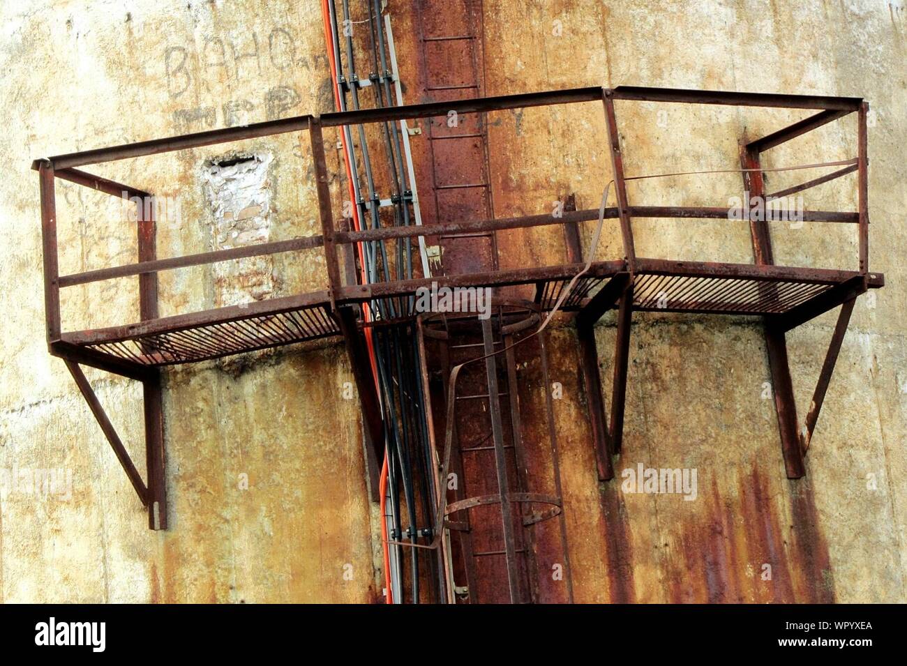 Platform wall hi-res stock photography and images - Alamy