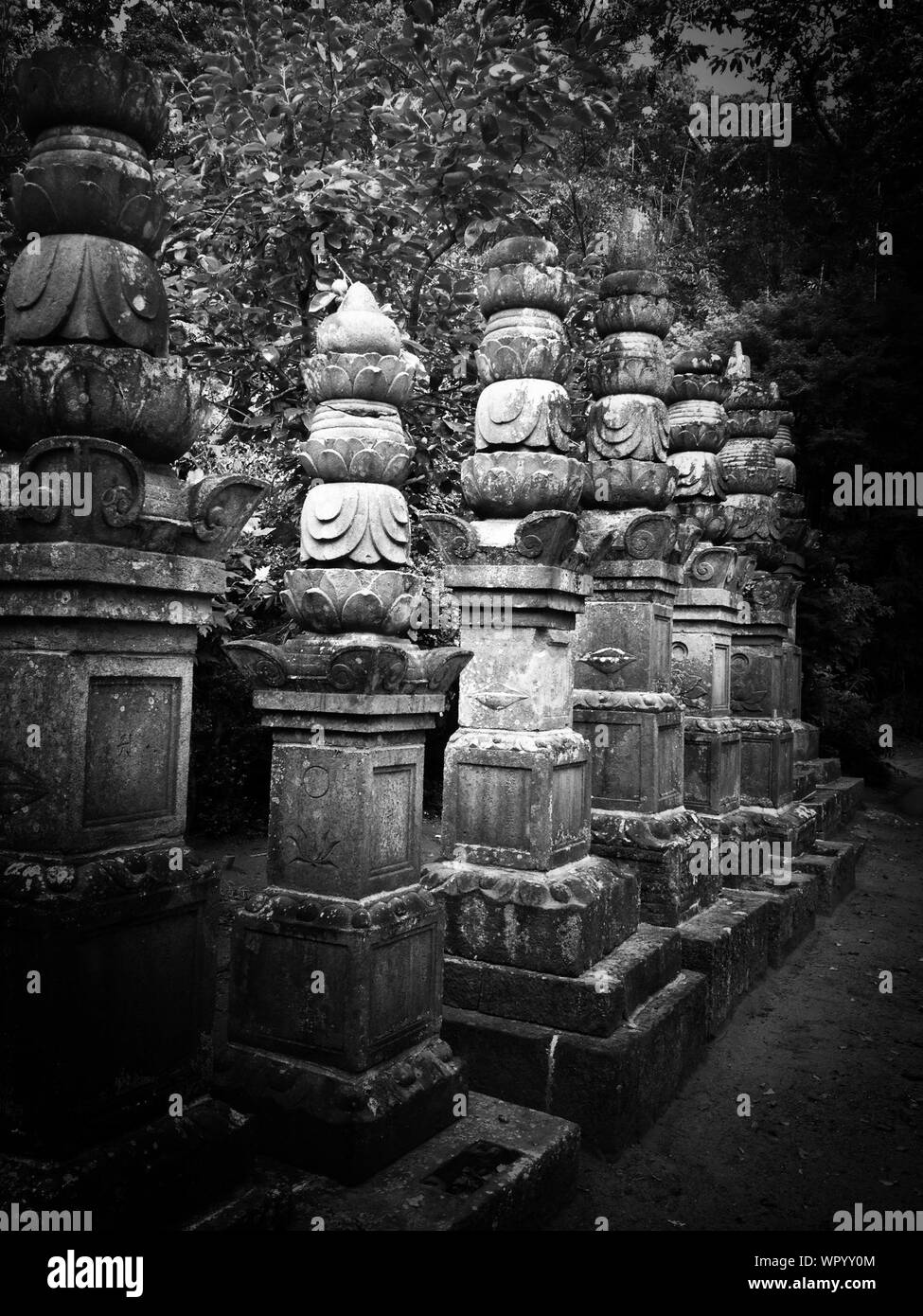 Row of sculptures hi-res stock photography and images - Alamy