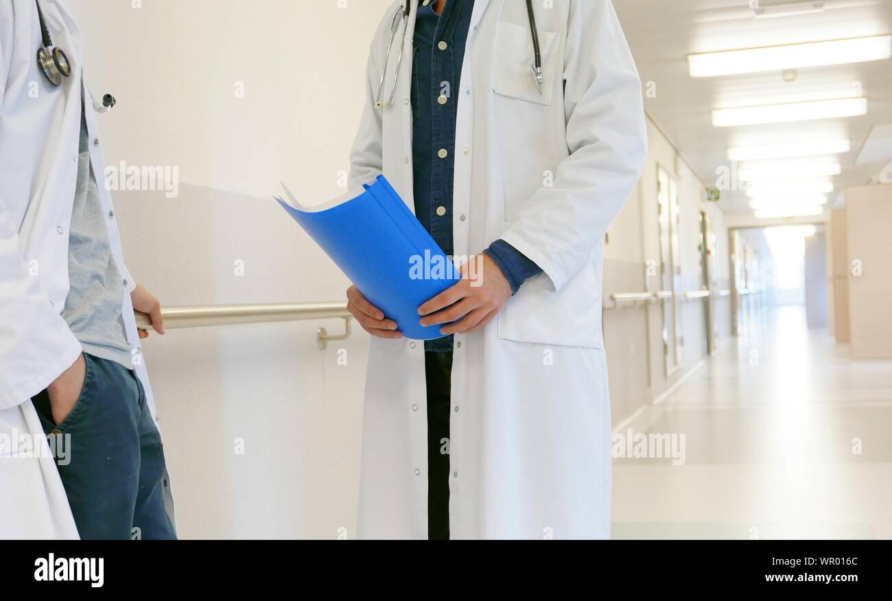Two doctors talking hospital hi-res stock photography and images - Alamy