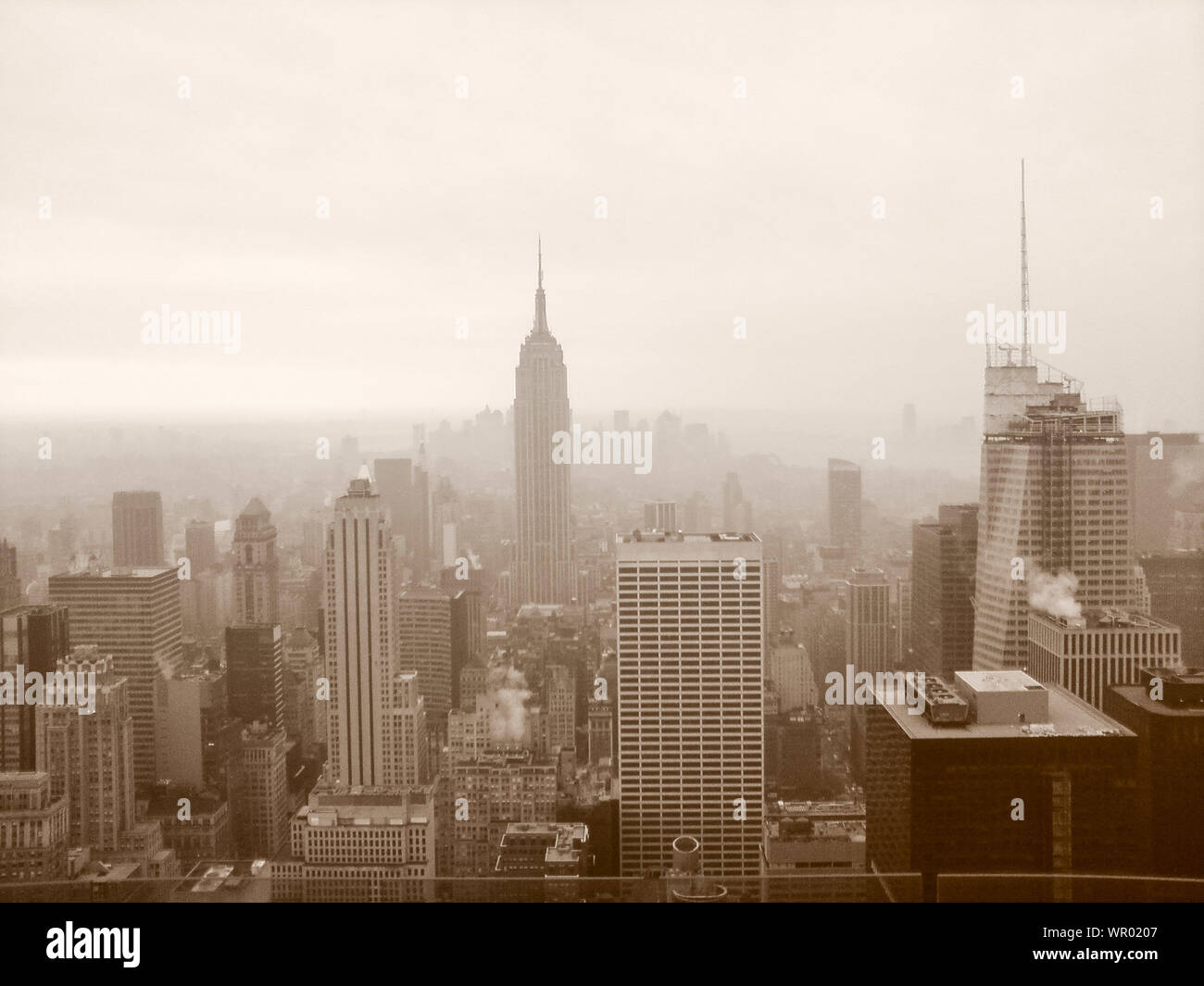 Modern city skyline hi-res stock photography and images - Alamy