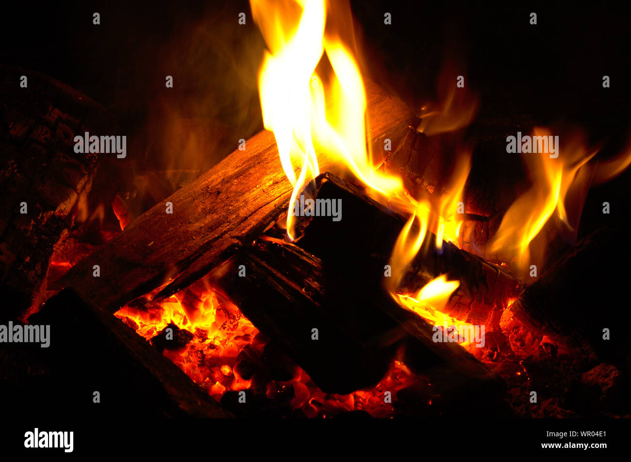 Burning wood hi-res stock photography and images - Alamy