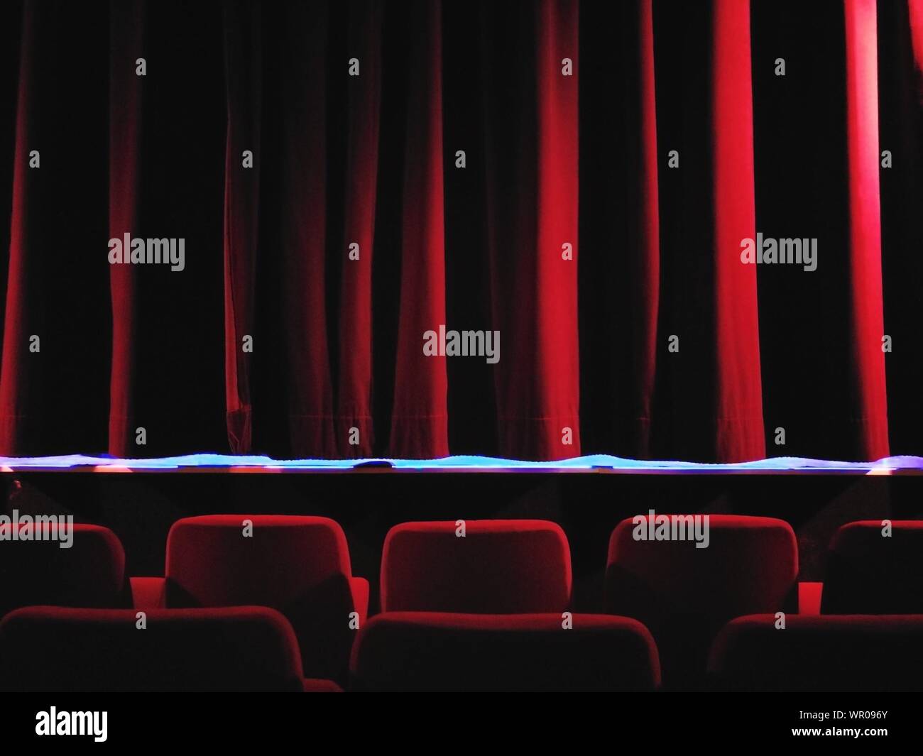 Empty theater stage hi-res stock photography and images - Alamy