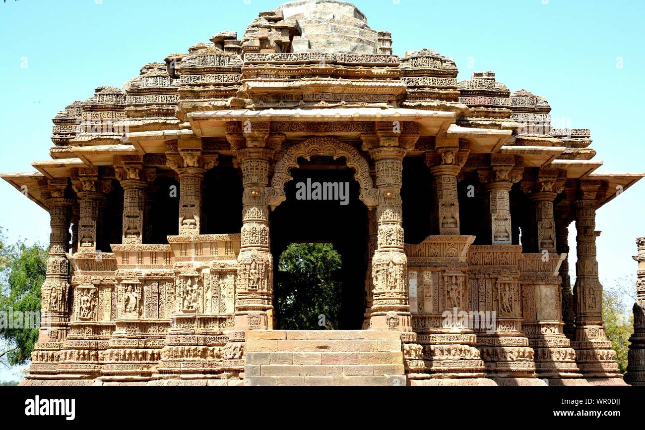 Temple facade art hi-res stock photography and images - Alamy