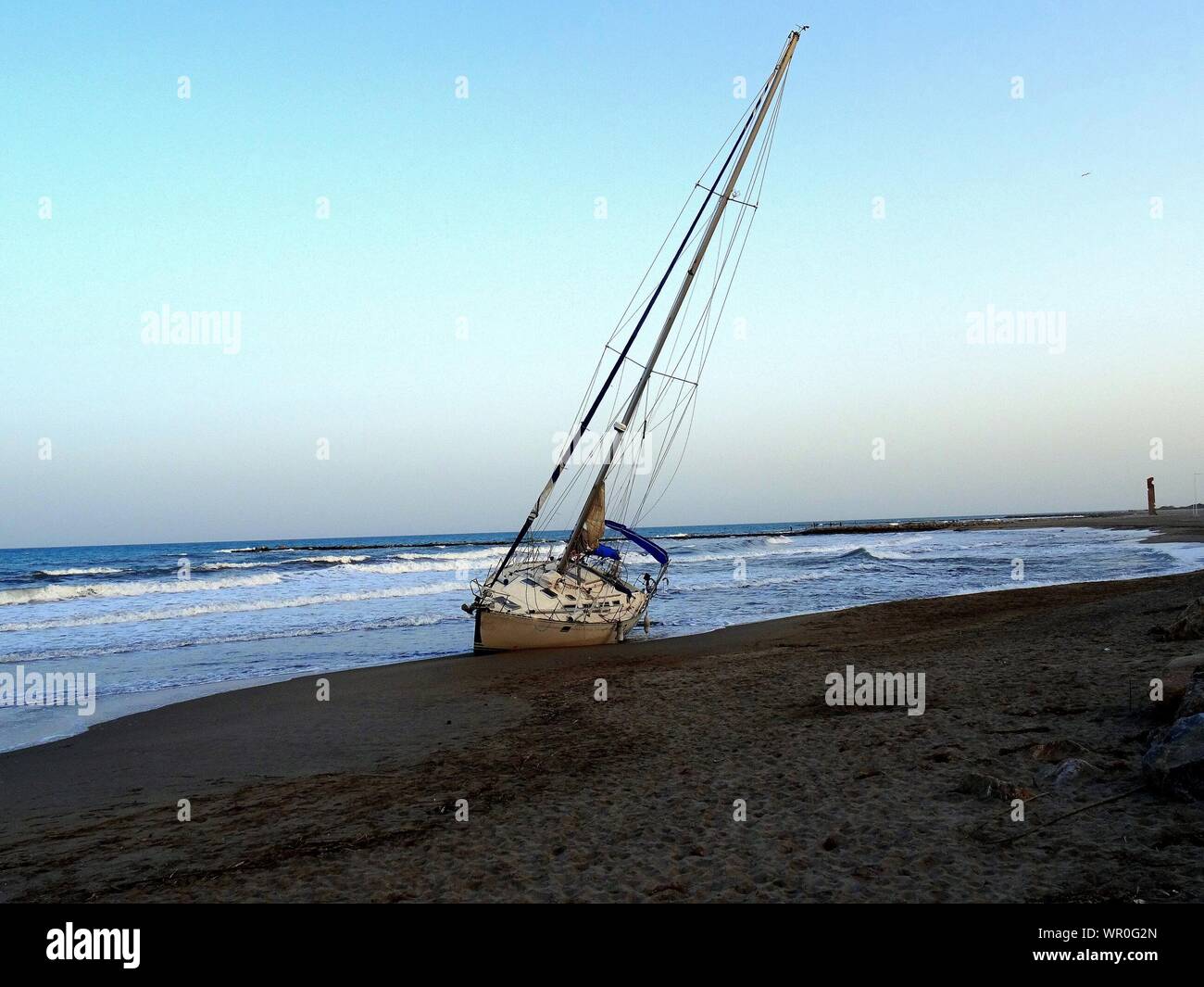 Stranded beach hi-res stock photography and images - Alamy