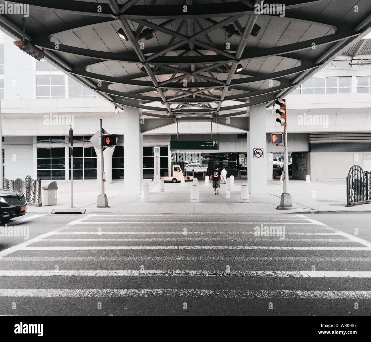 Road under building hi-res stock photography and images - Alamy