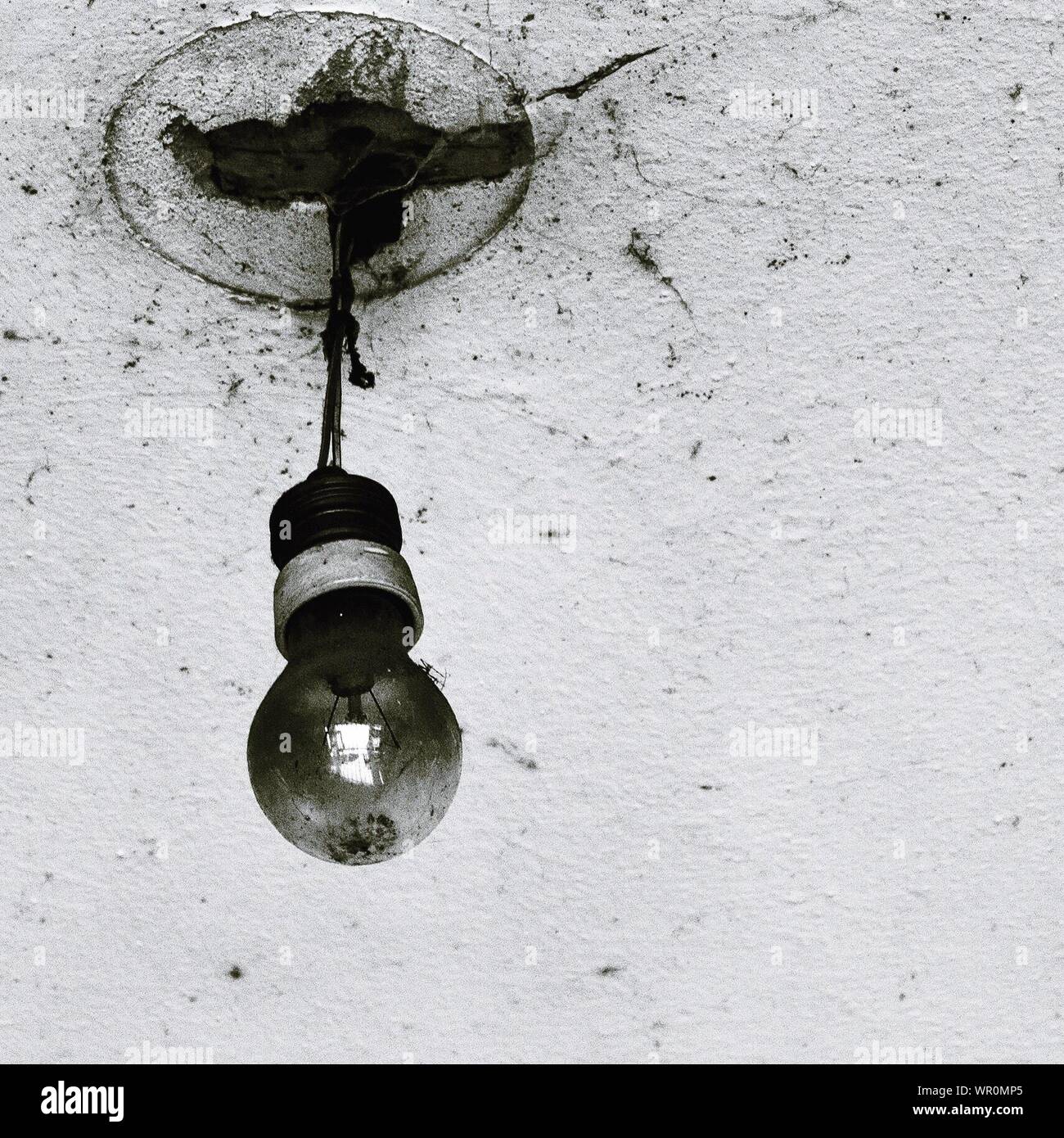 Broken old light bulb hi-res stock photography and images - Alamy