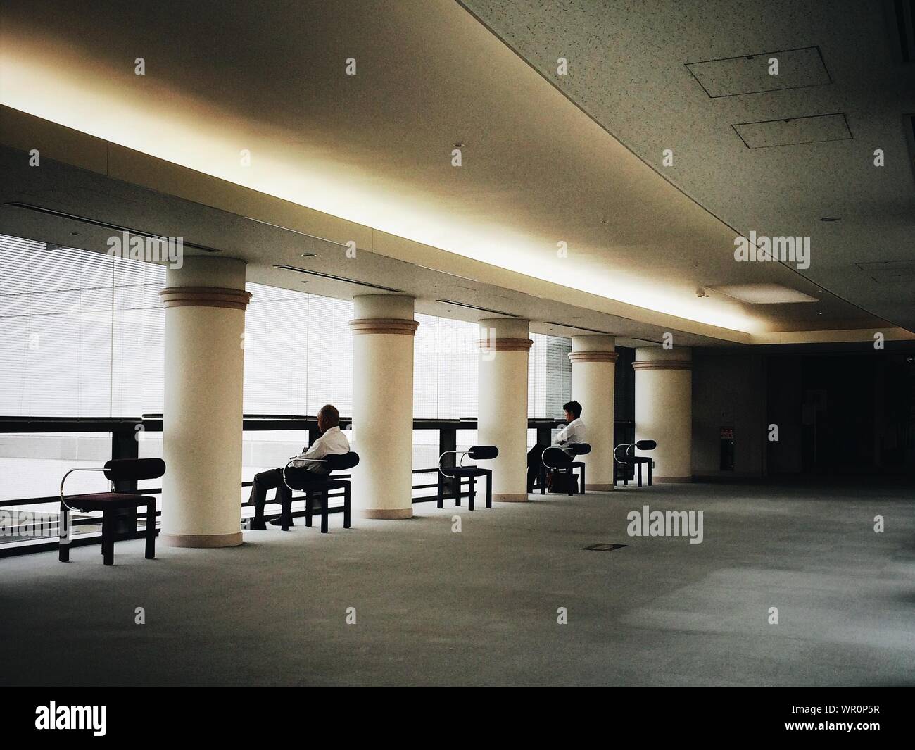 Modern building with columns hi-res stock photography and images - Alamy