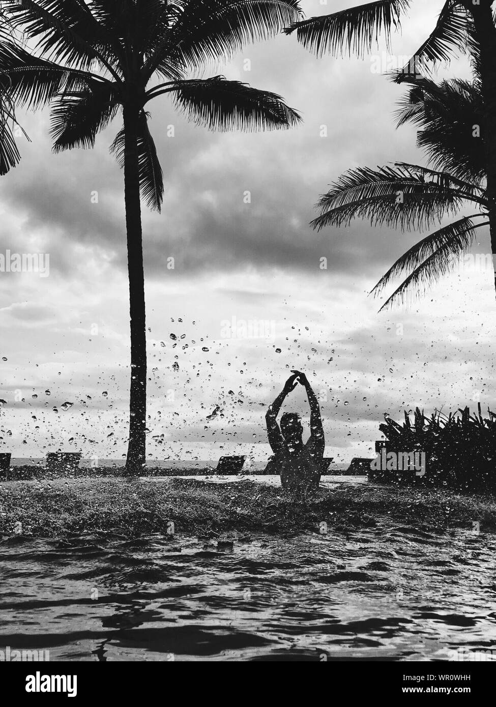 Men women splashing water water hi-res stock photography and images - Alamy