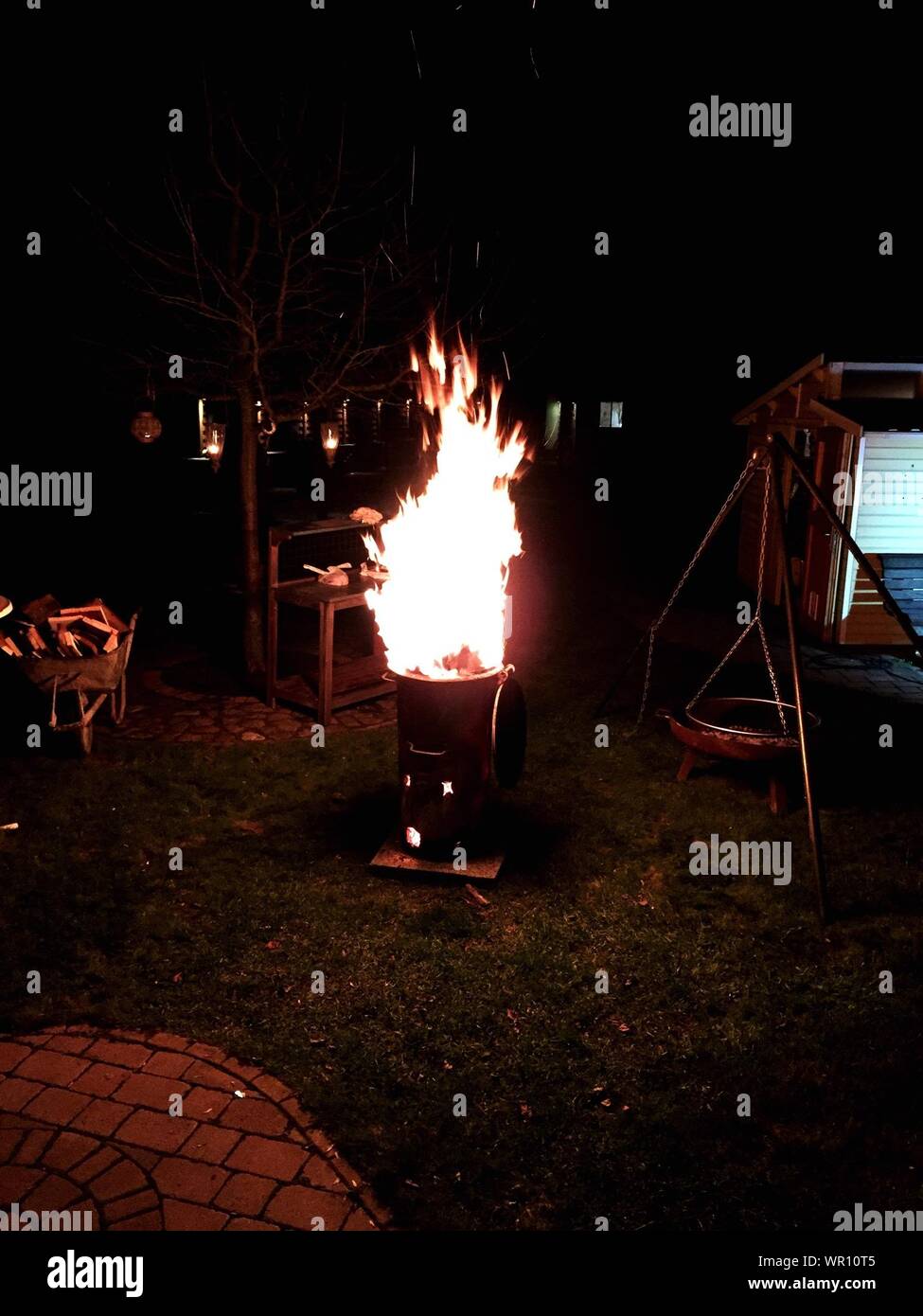 Campsite fire hi-res stock photography and images - Alamy