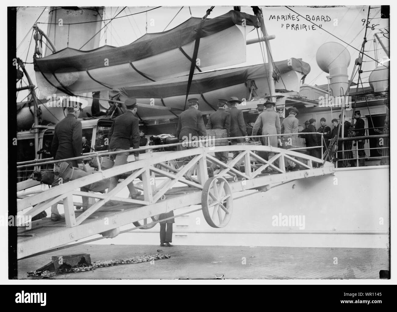 Soldiers going aboard hi-res stock photography and images - Alamy