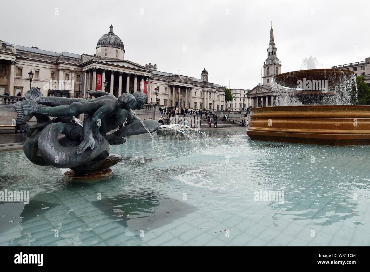 Water fountain trafalgar square hi-res stock photography and images - Alamy