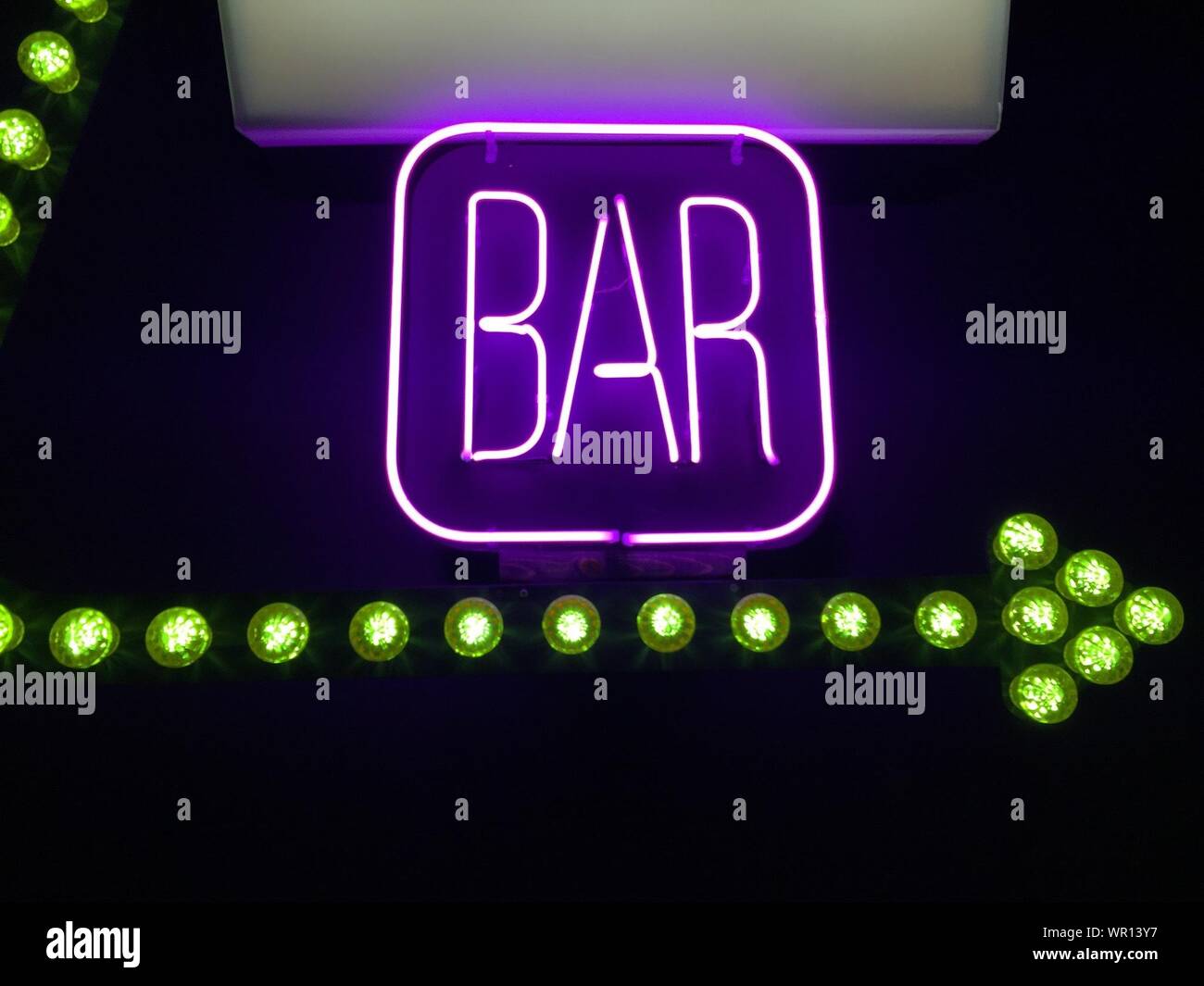 Neon bar sign hi-res stock photography and images - Alamy
