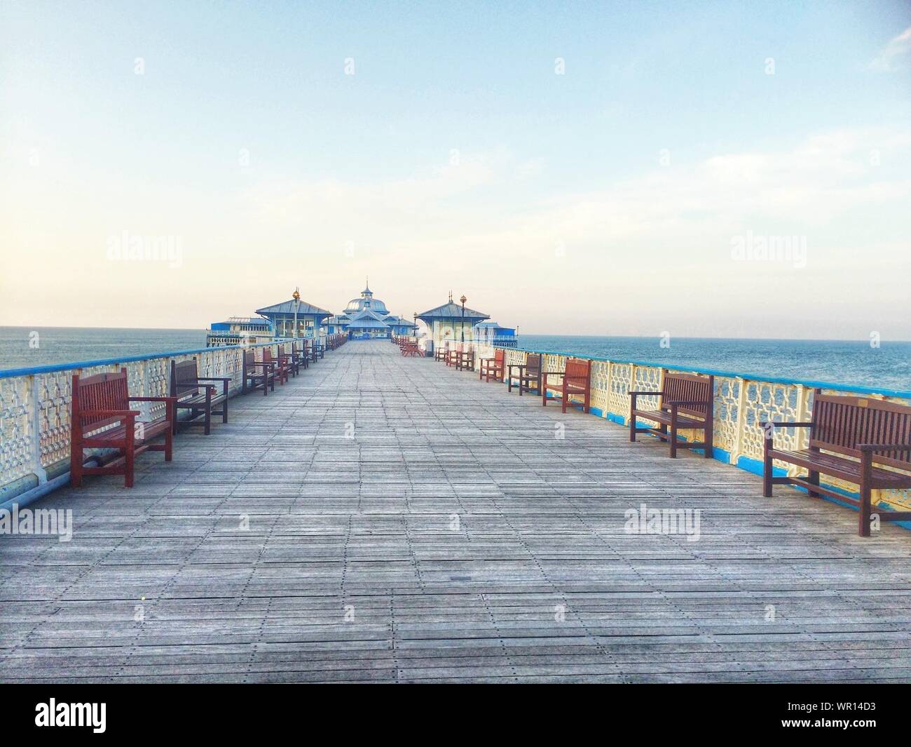 Dock scene hi-res stock photography and images - Alamy