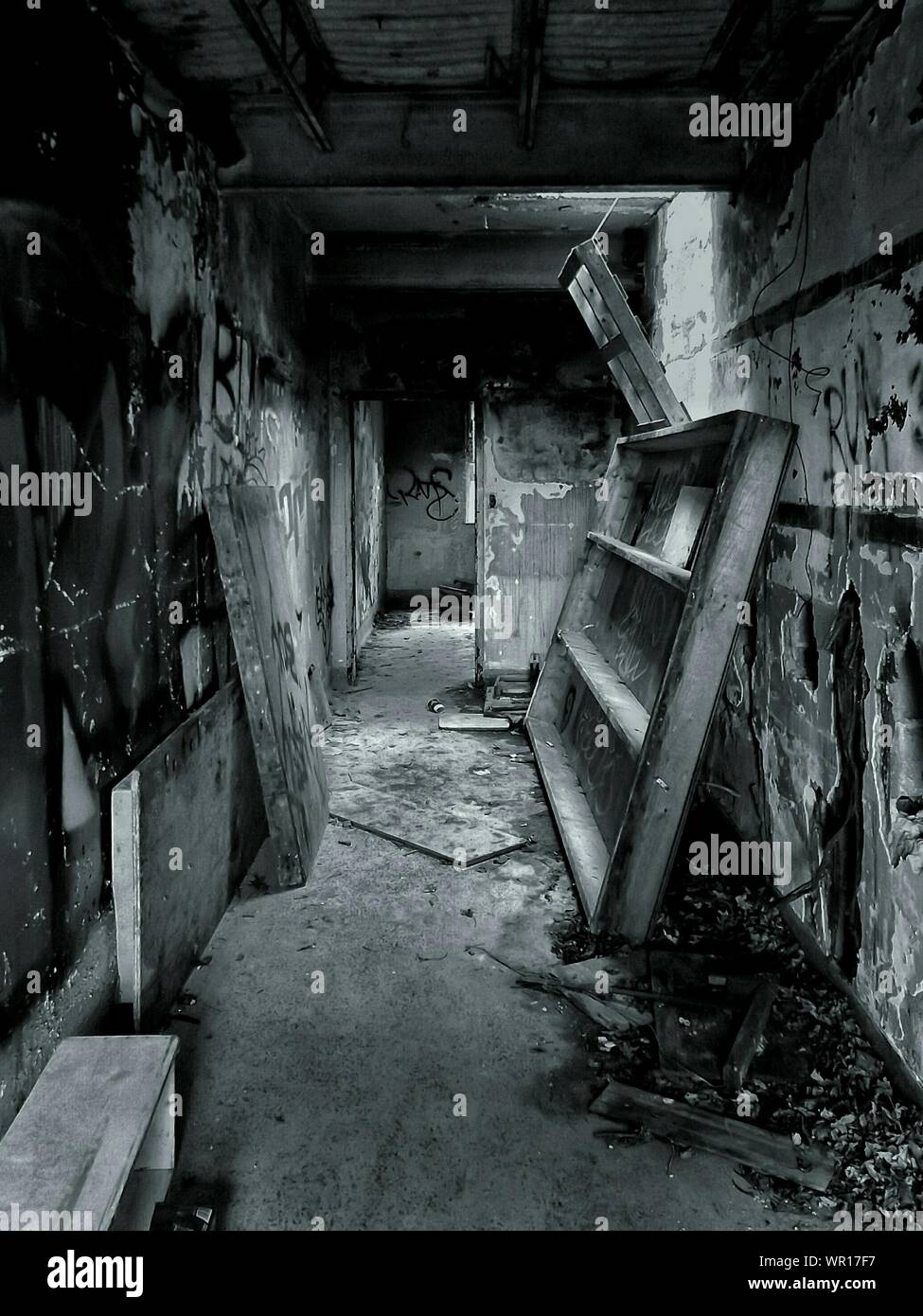Abandoned hallway hi-res stock photography and images - Alamy