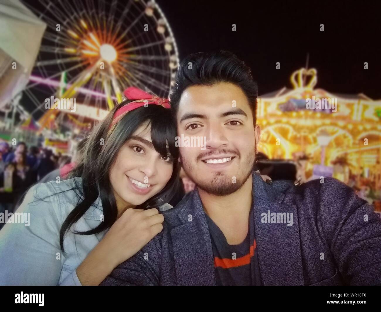 Amusement park couple night hi-res stock photography and images - Alamy