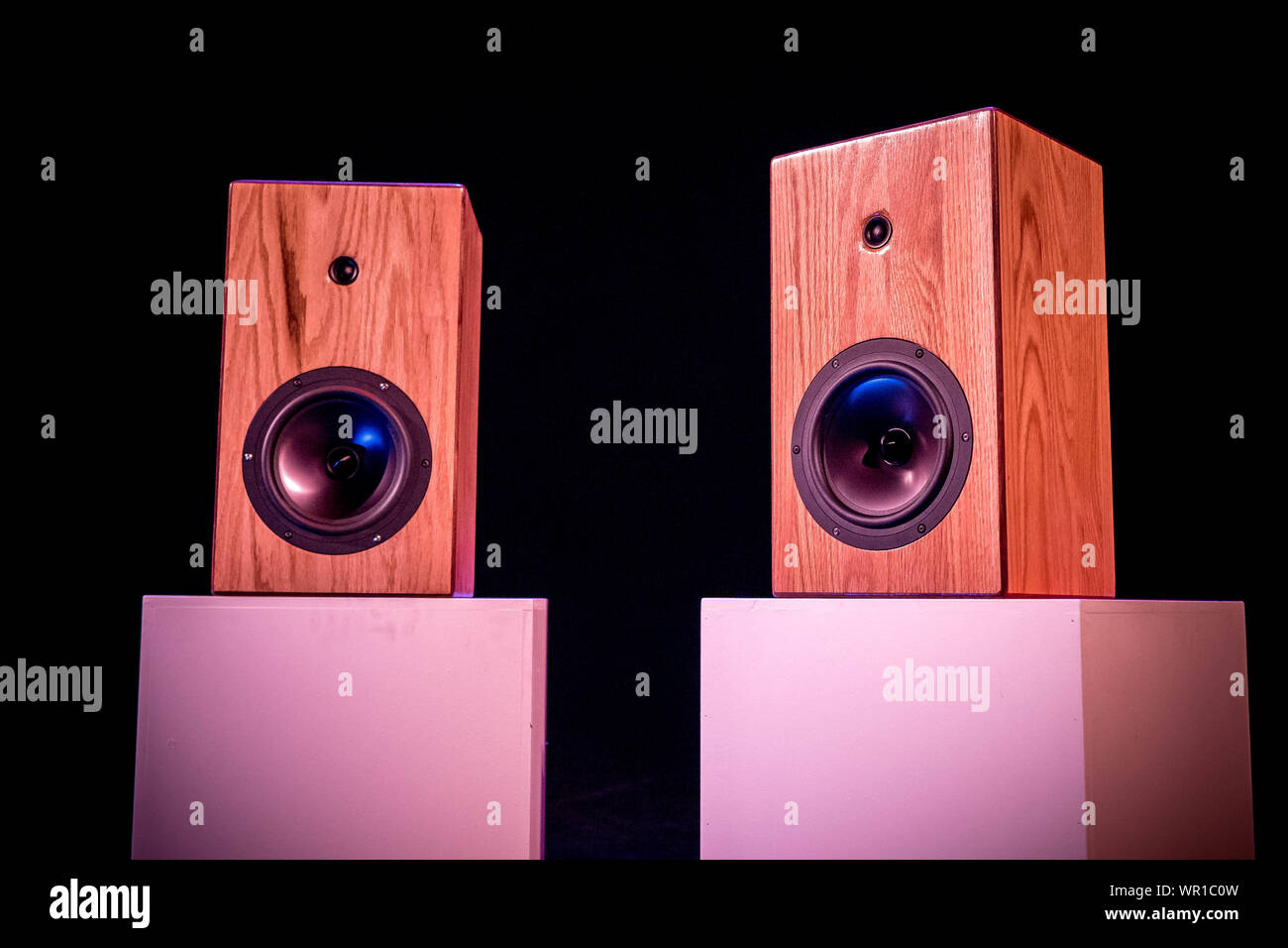 Loud speakers hi-res stock photography and images - Alamy