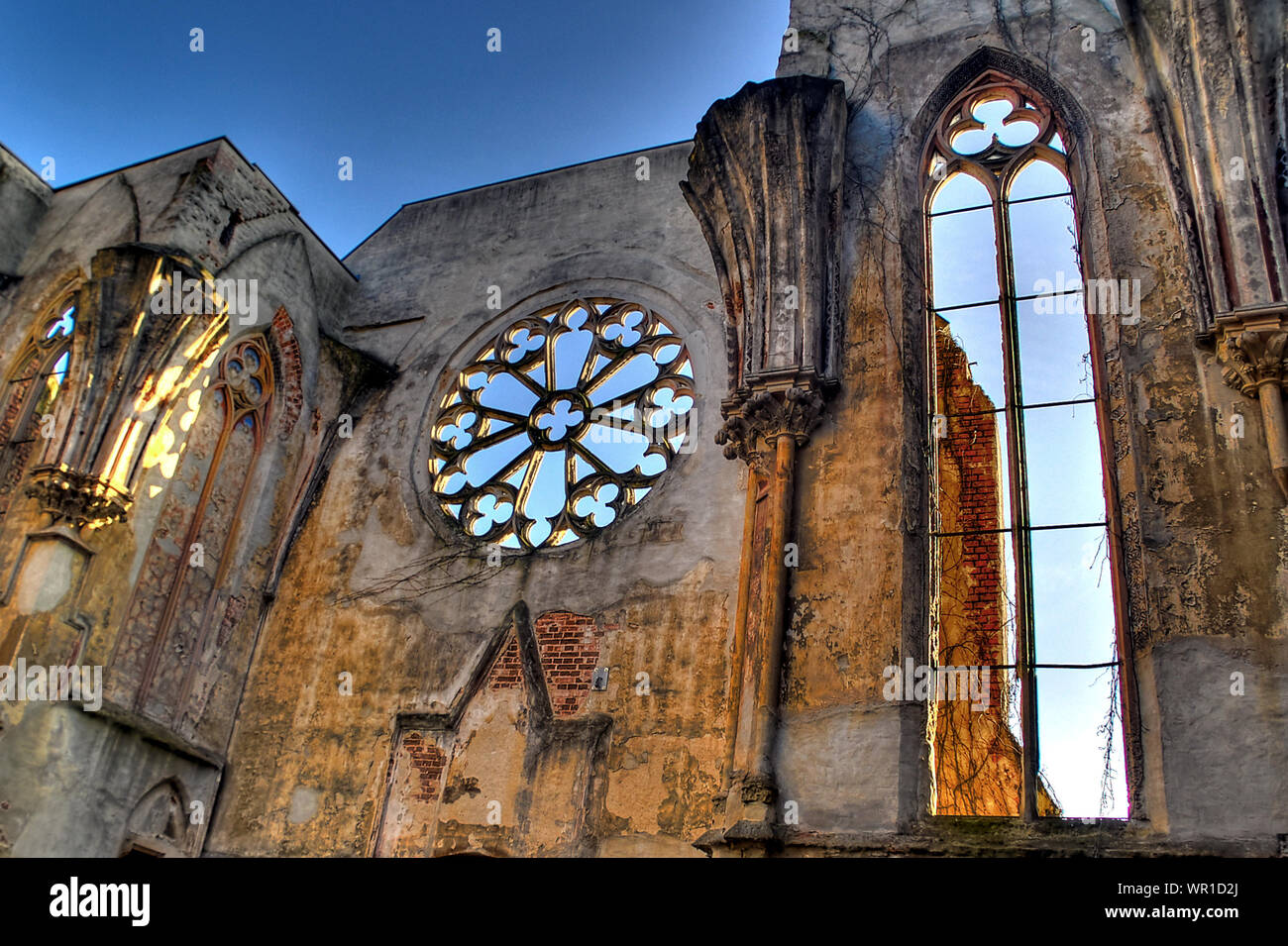 Run down cathedral hi-res stock photography and images - Alamy